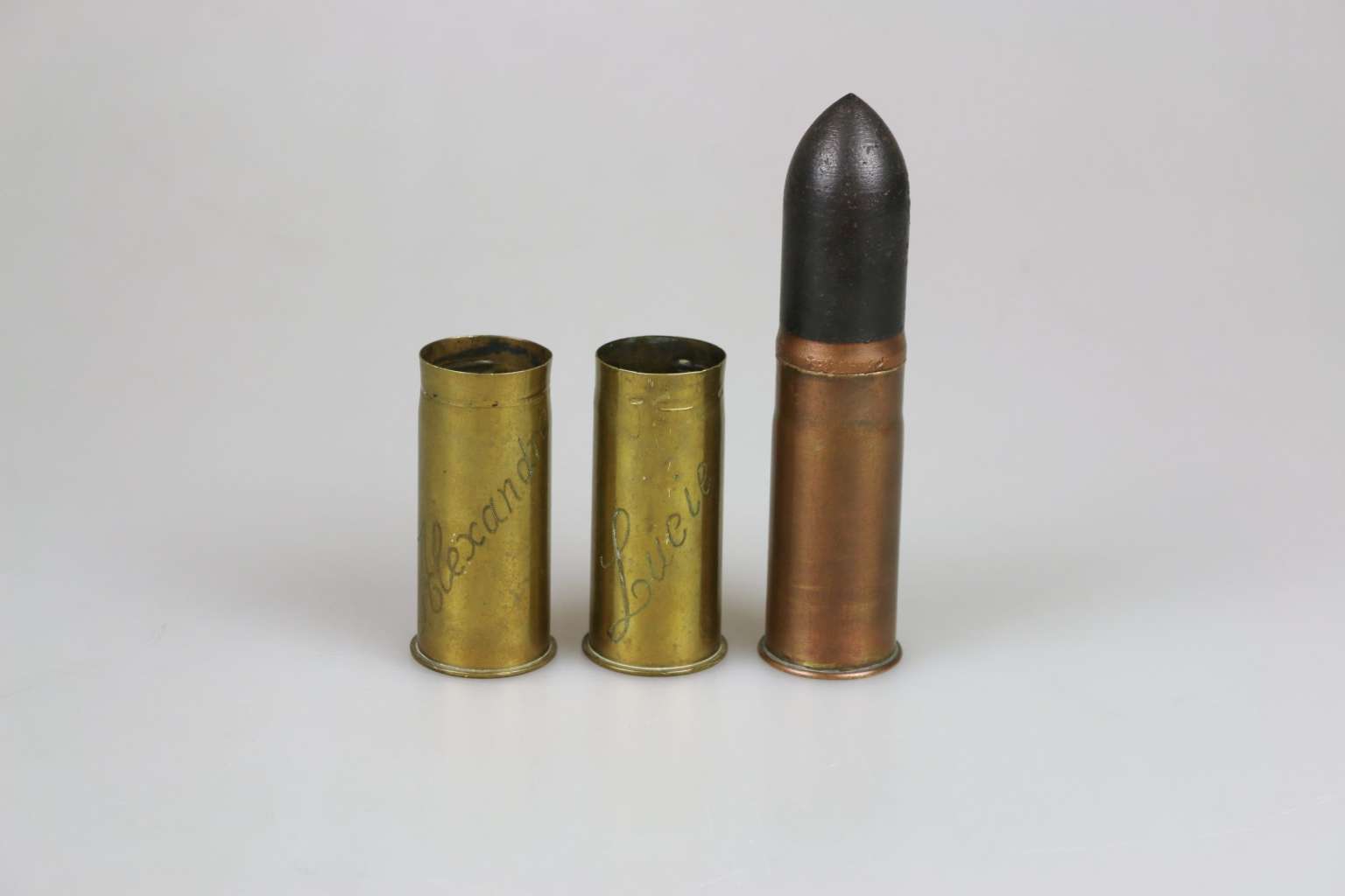 Revolver gun 37mm Hotchkiss, 1 cartridge with bullet, y... | Arms: bids