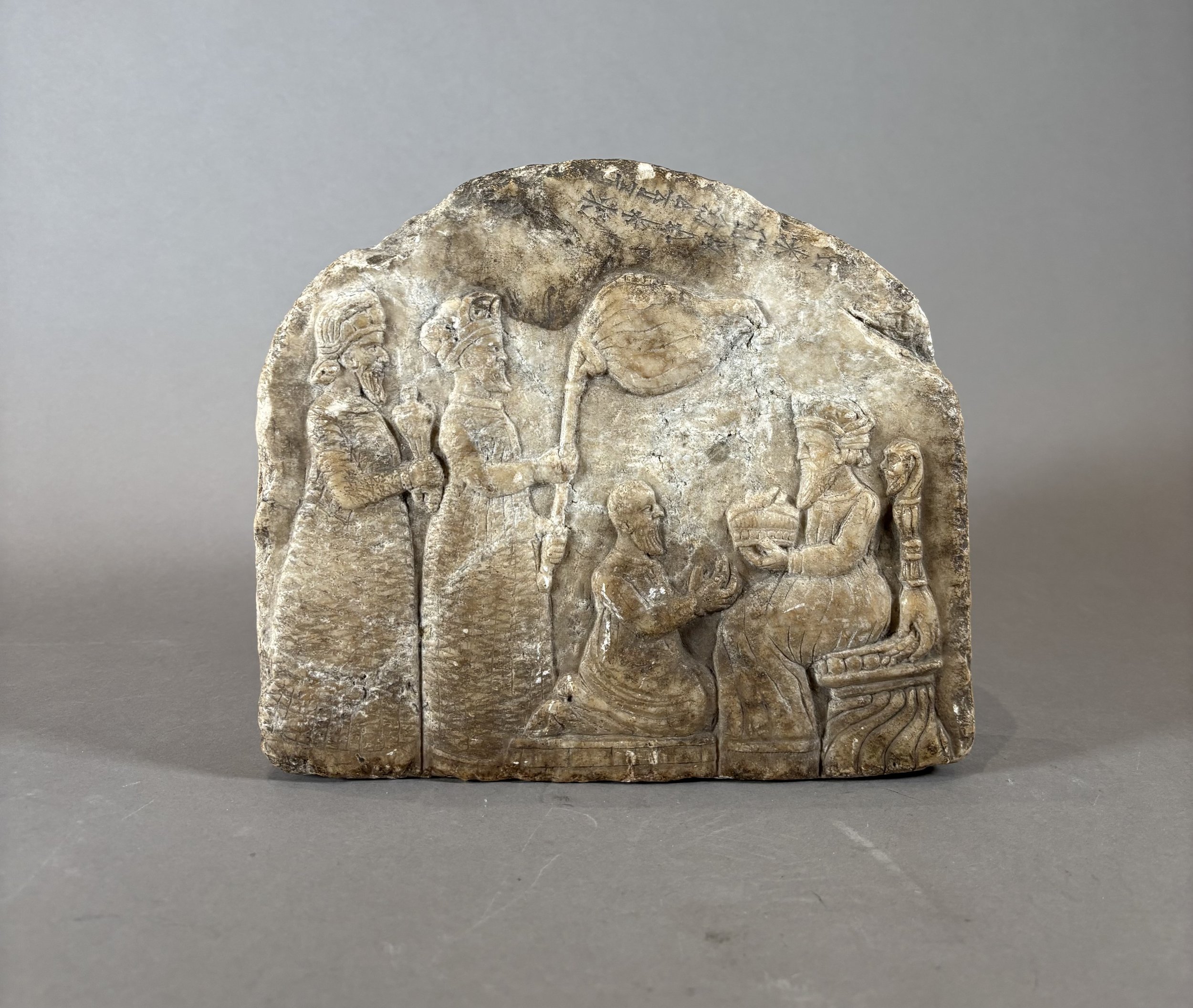 Pierre en bas-relief représentant une scène ... | Archéologie: enchères