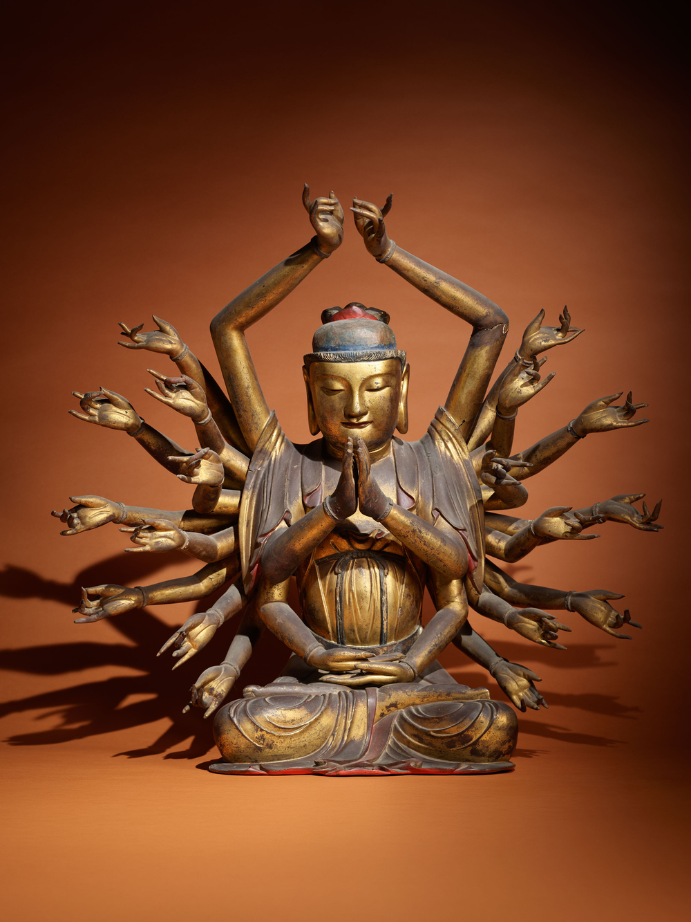Statue Guanyin à mille mains en bois laqué e... | Arts d'Asie: enchères