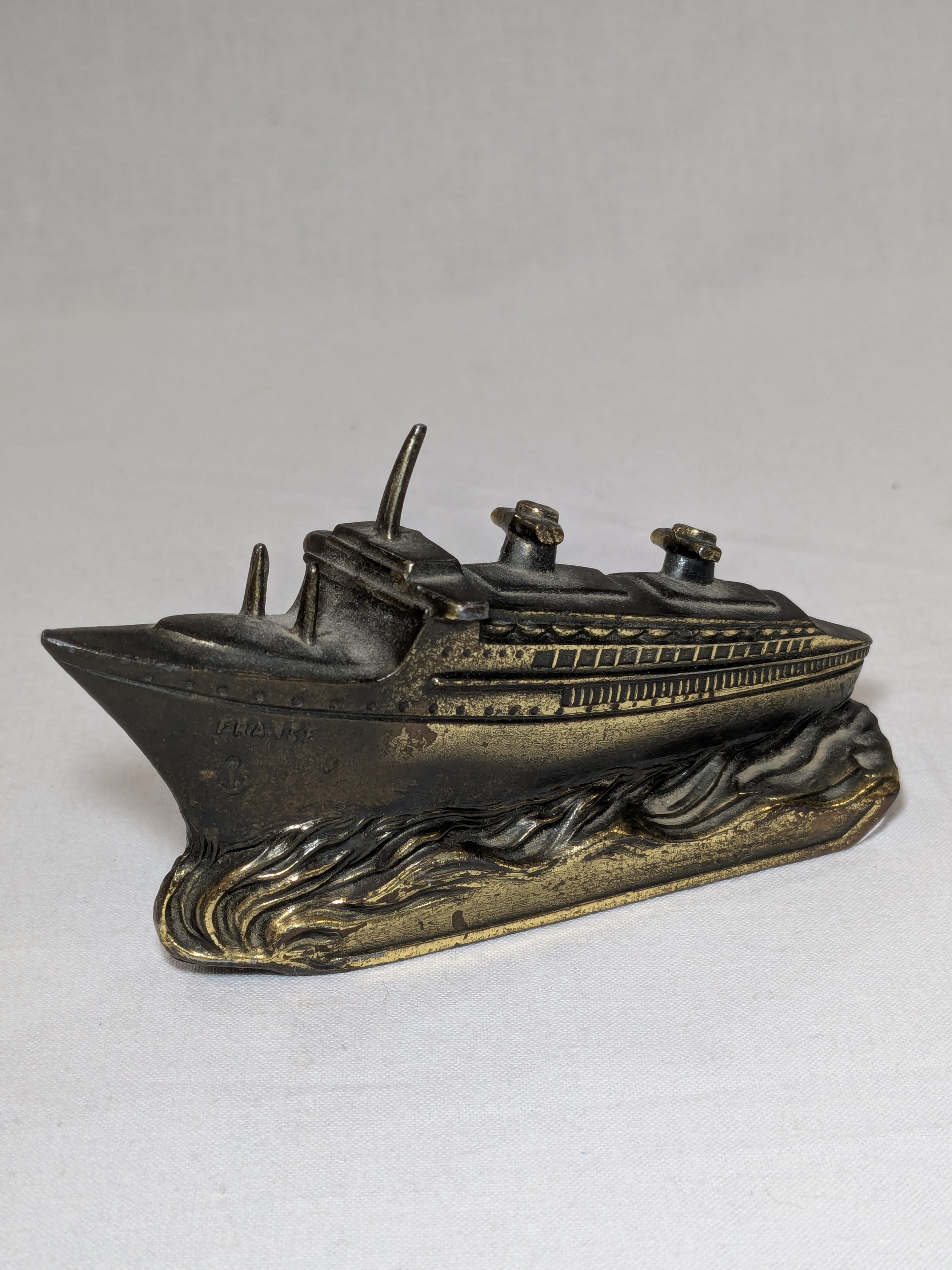 Modèle miniature en métal du paquebot de France,... | Bronzes: enchères
