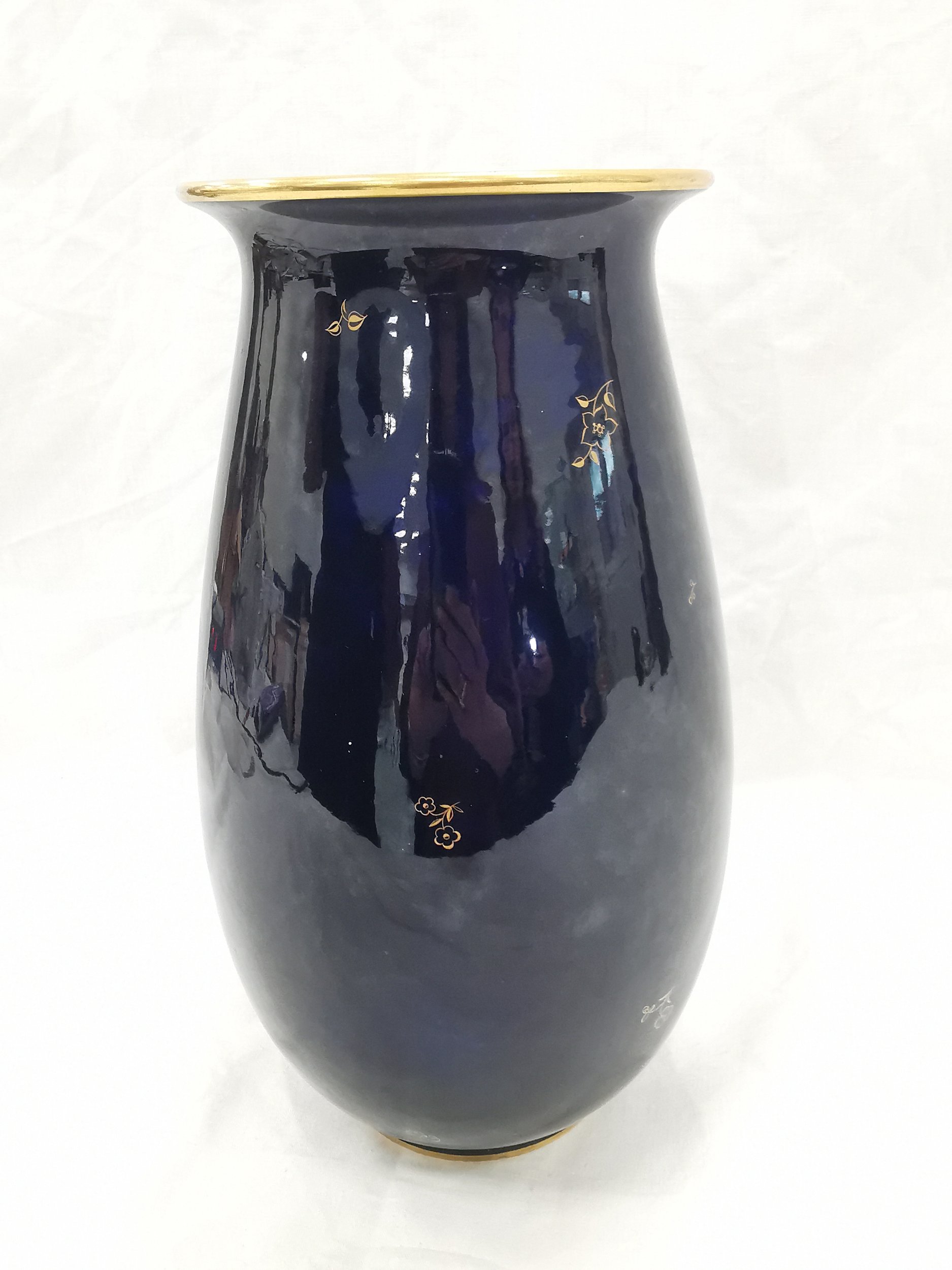 SEVRES VASE bleu de Servres en porcelaine à col é... | Vases: enchères