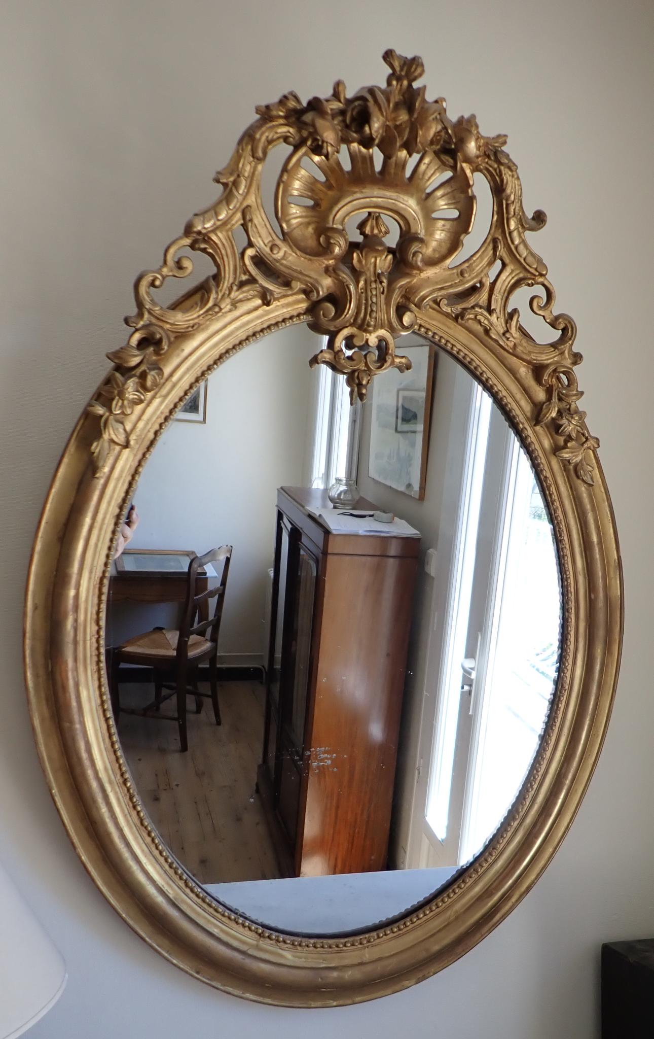 Miroir ovale dans un cadre en bois et stuc doré,... | Miroirs: enchères