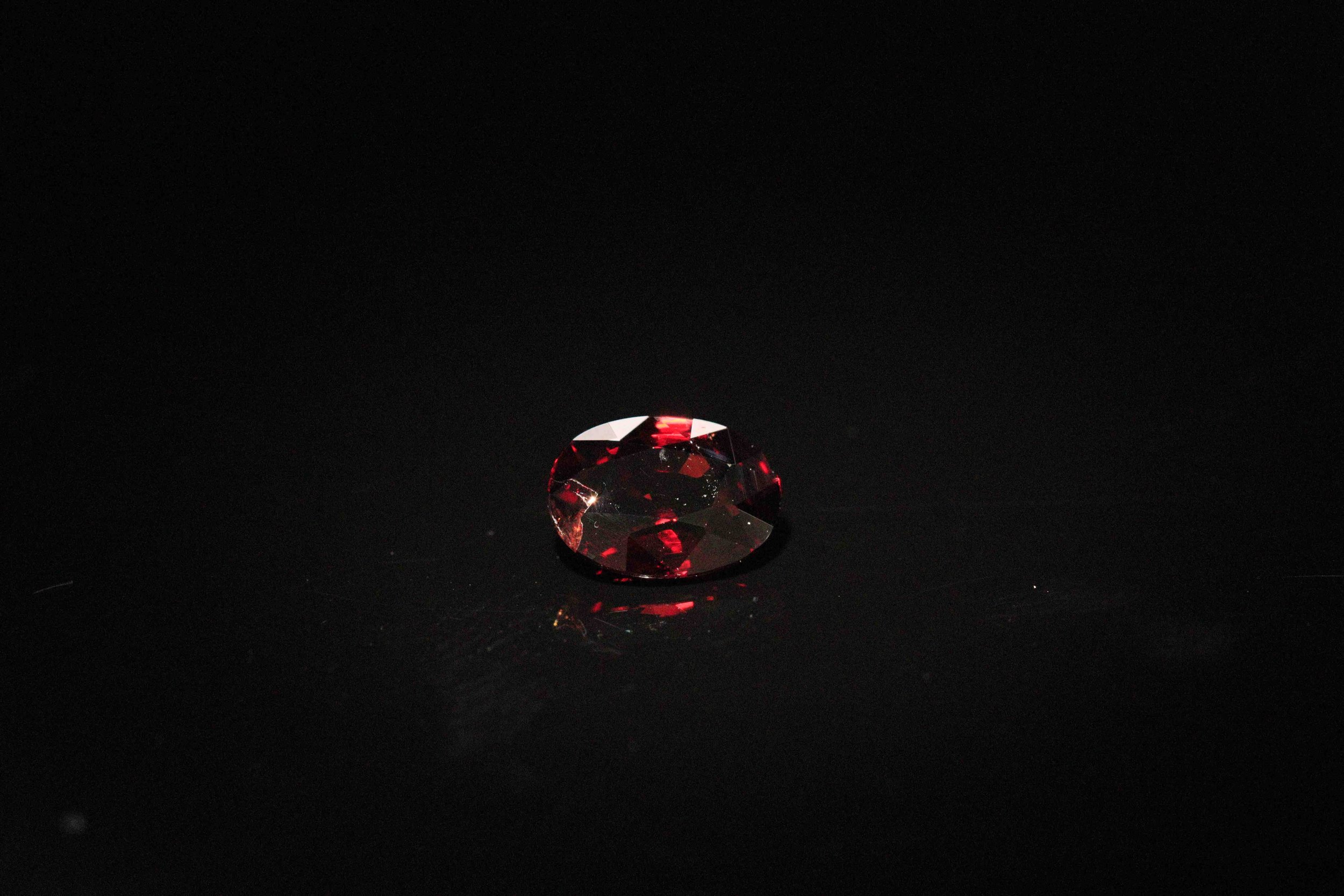 Grenat ovale.VS, jolie couleur.1.07 ct.... | Pierres fines: enchères