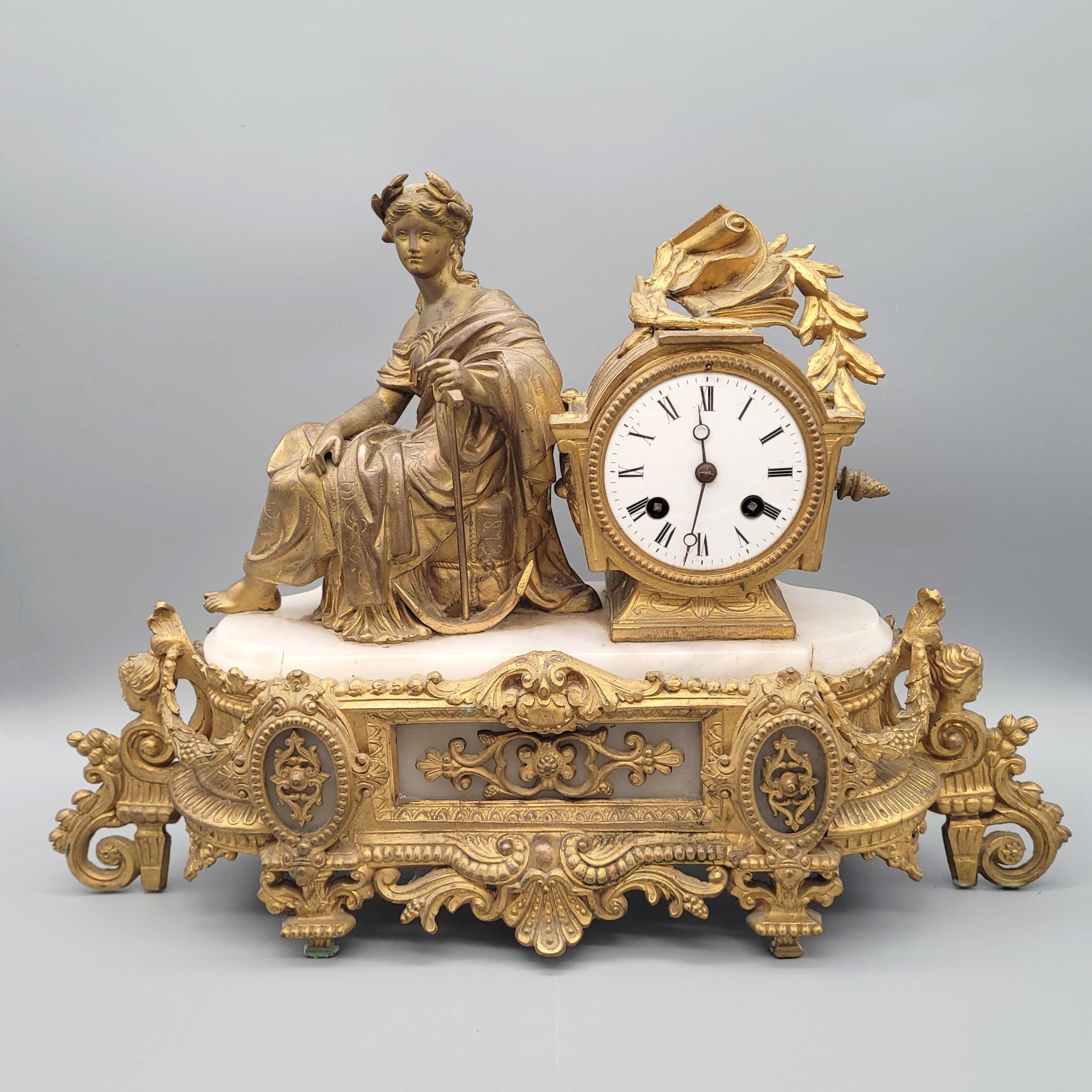 Horloge de cheminéeBoîtier, albâtre, riche mon... | Pendules: enchères