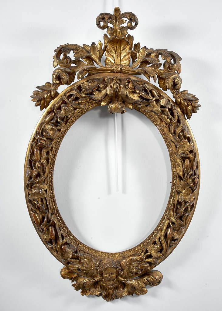 Cadre à fronton à vue ovale en bois sculpté, stu... | Miroirs: enchères