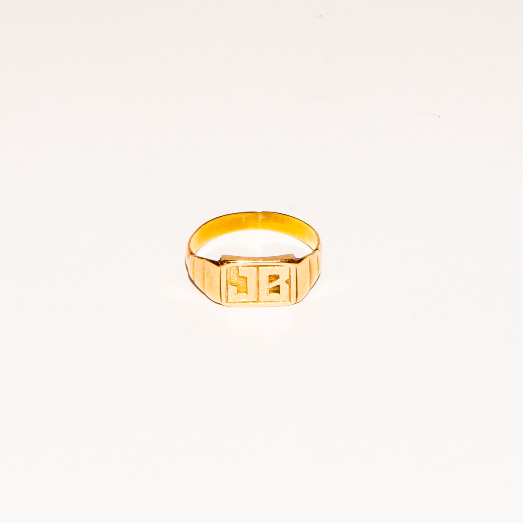 750/°° (18K) yellow gold signet ring with the monogram "JB".... | bids