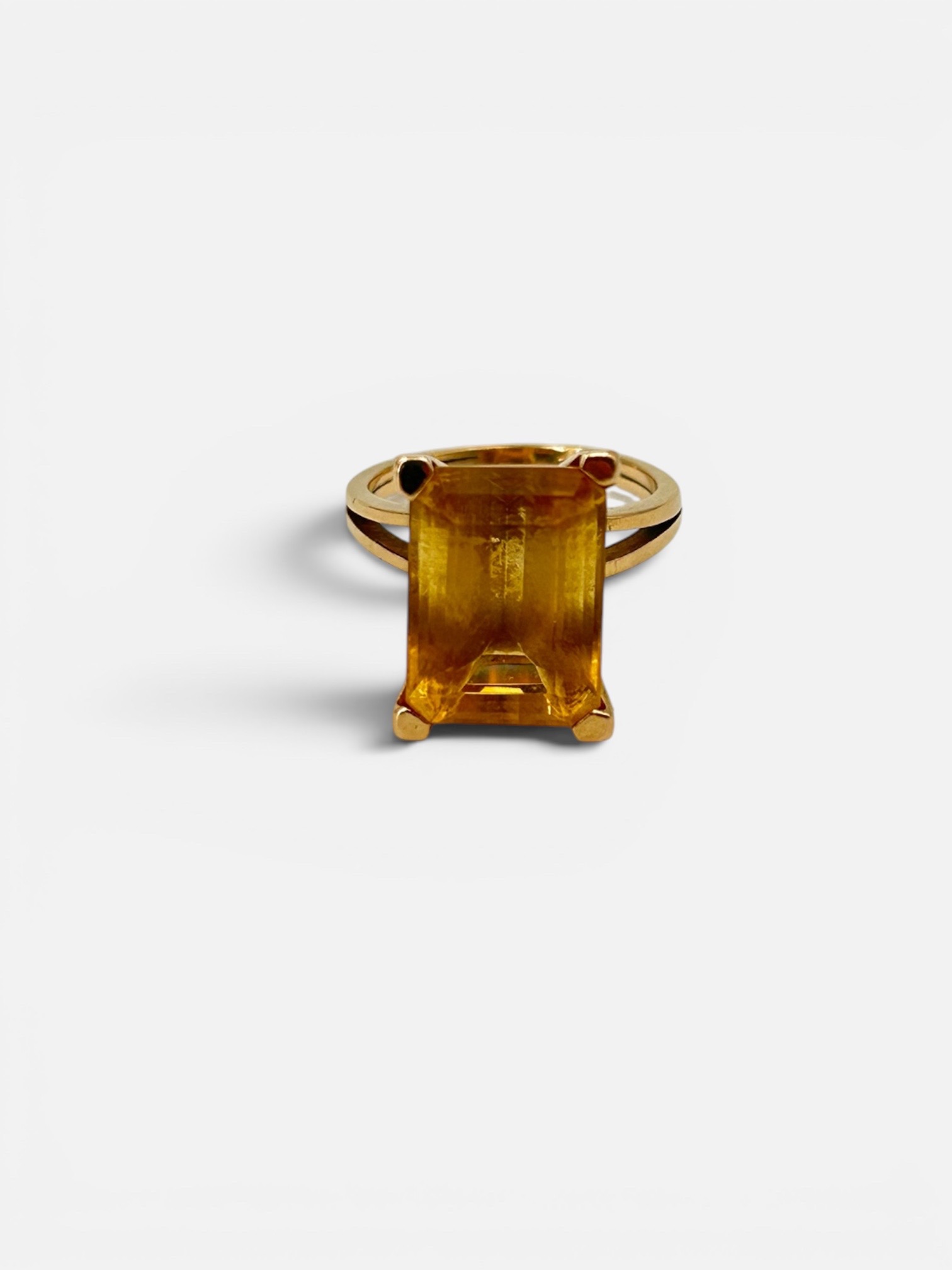 750/°° (18K) yellow gold ring set with a large citrineTDD: 4... | bids