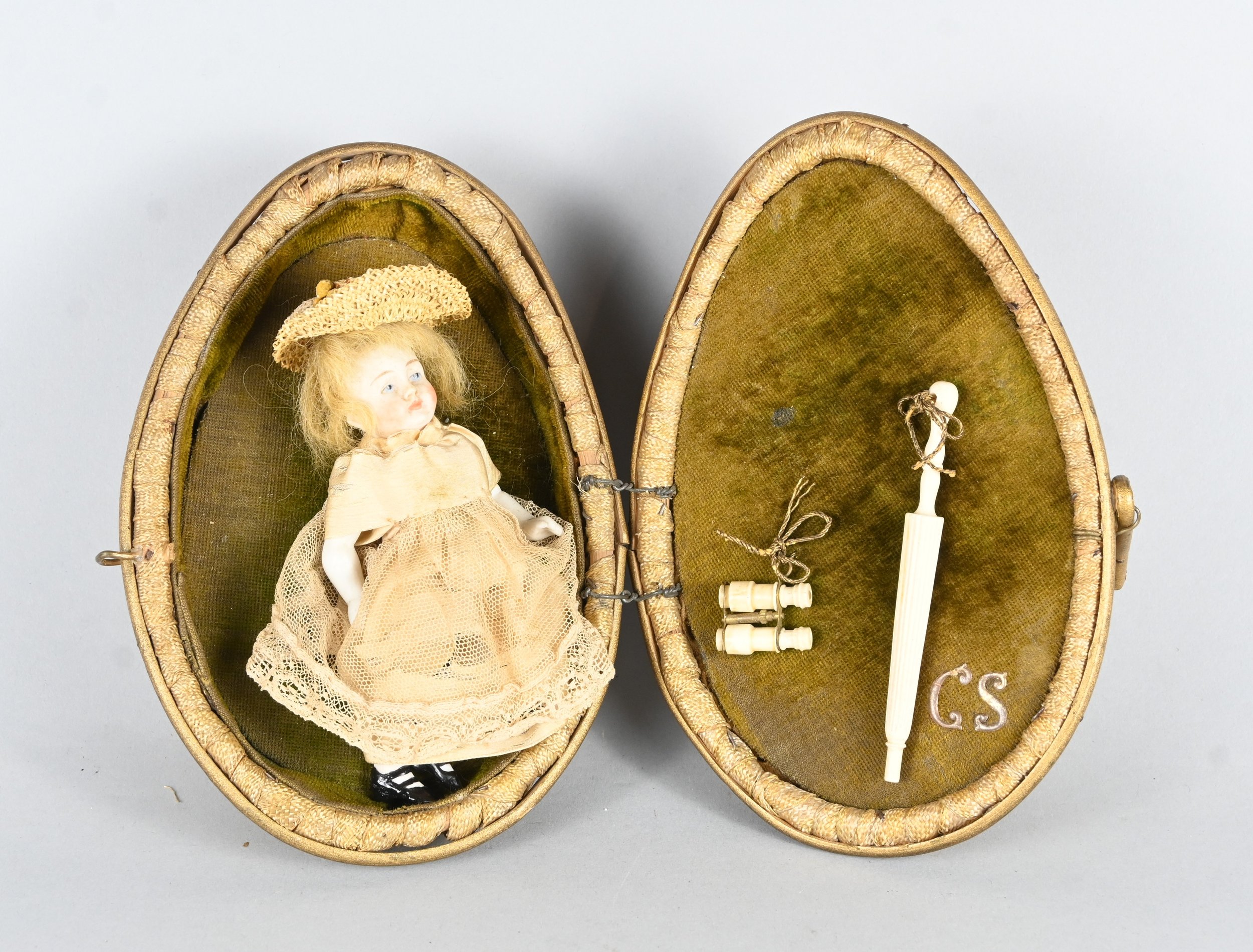 Miniature doll in an egg-shaped box, 19th ce... | Toys and models: bids