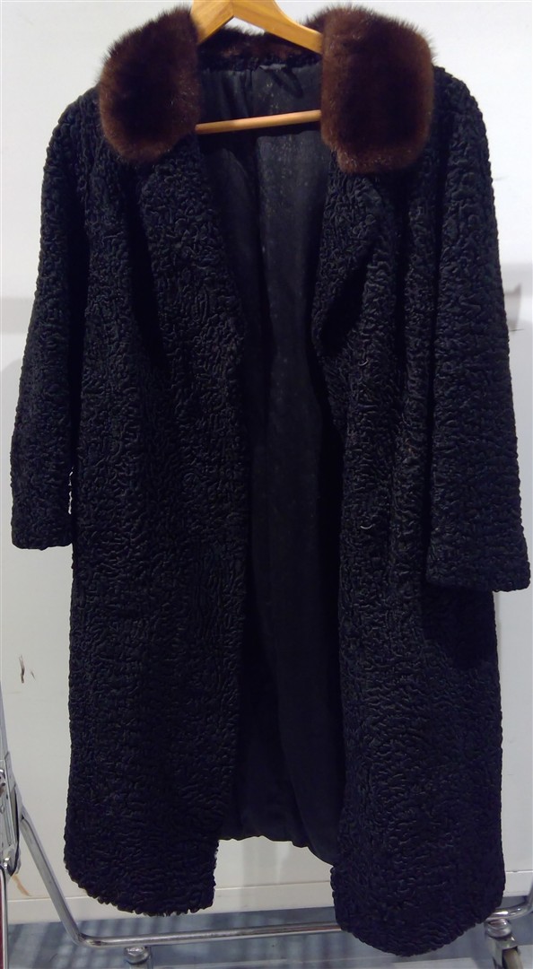 manteau de fourrure, modèle long, marque : Fri... | Fourrures: enchères