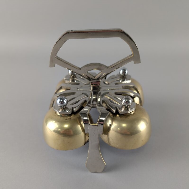 CLOCHETTE d'élévation à quatre timbres de style... | Pendules: enchères