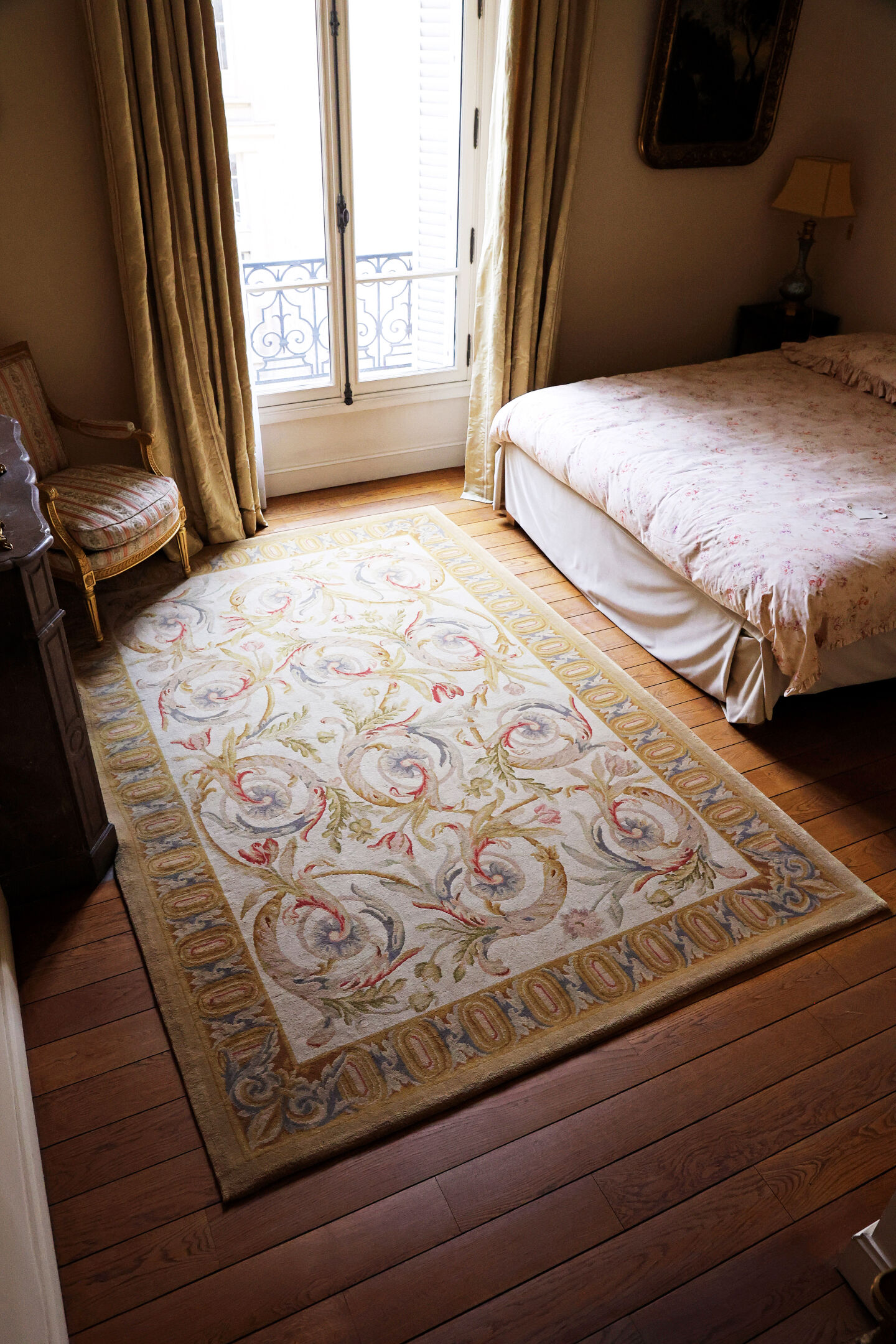 Tapis dans le style de la Savonnerie à décor de co... | Tapis: enchères