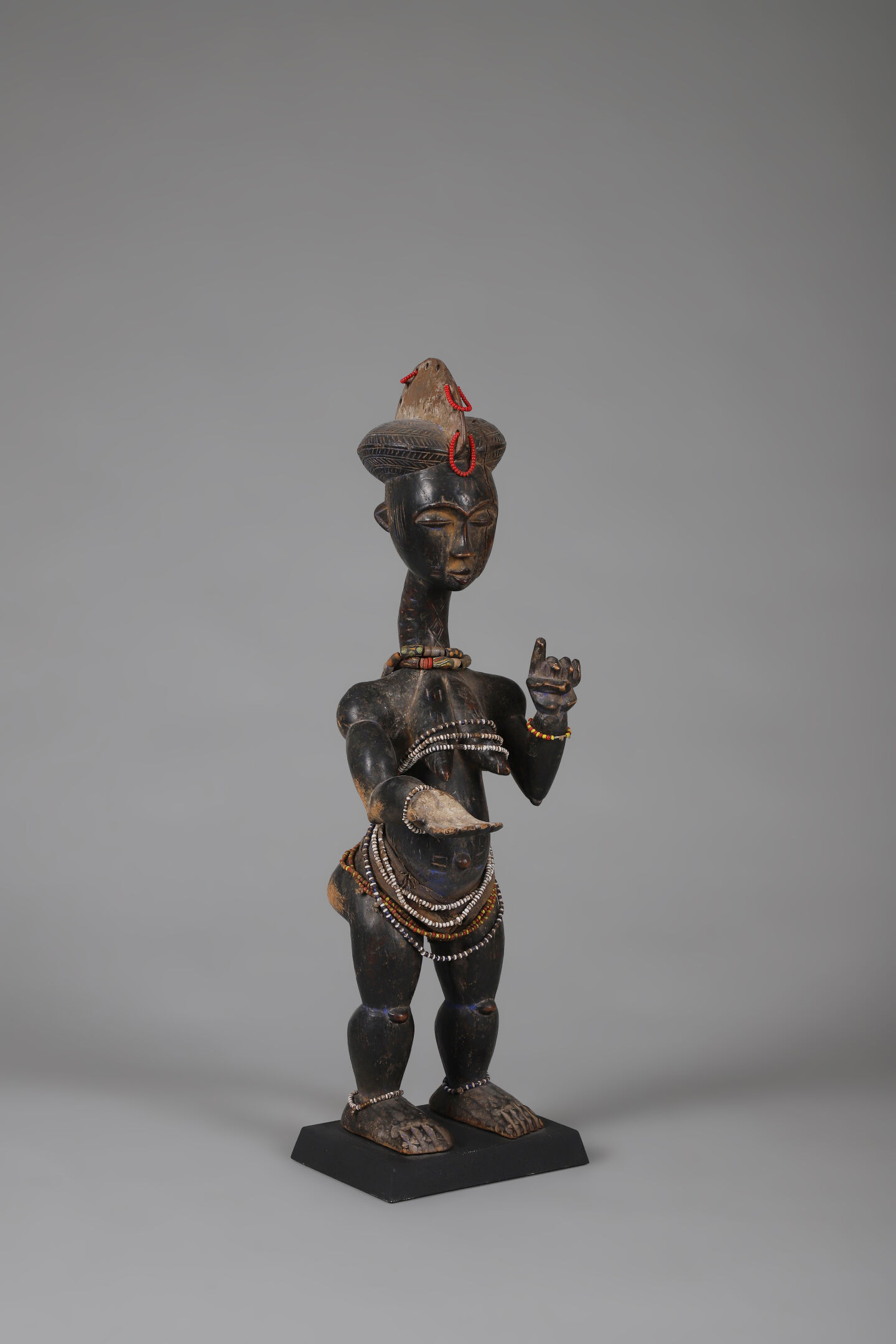 Statue féminine debout à coiffe trilobée.Bois, per... | Bois: enchères