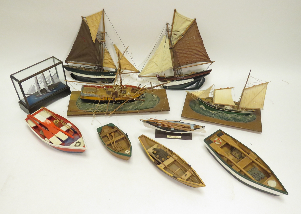 Bateaux. Lot de dix maquettes en boi... | Jouets et maquettes: enchères
