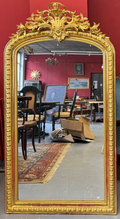 Miroir en bois et stuc doré à fronton. XIXème. H... | Miroirs: enchères