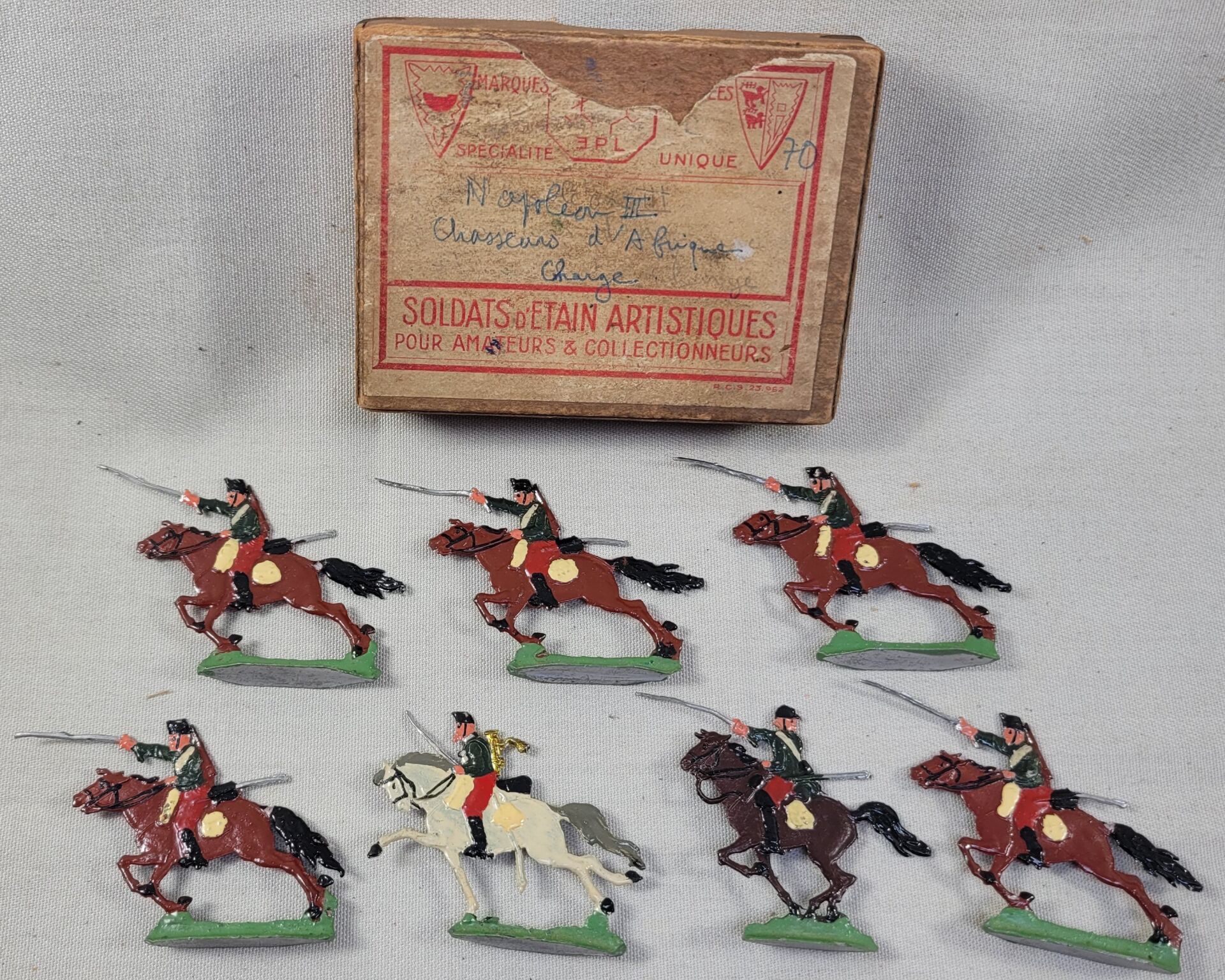 FIGURINES EN ETAIN OU PLOMB - 7 fig... | Jouets et maquettes: enchères