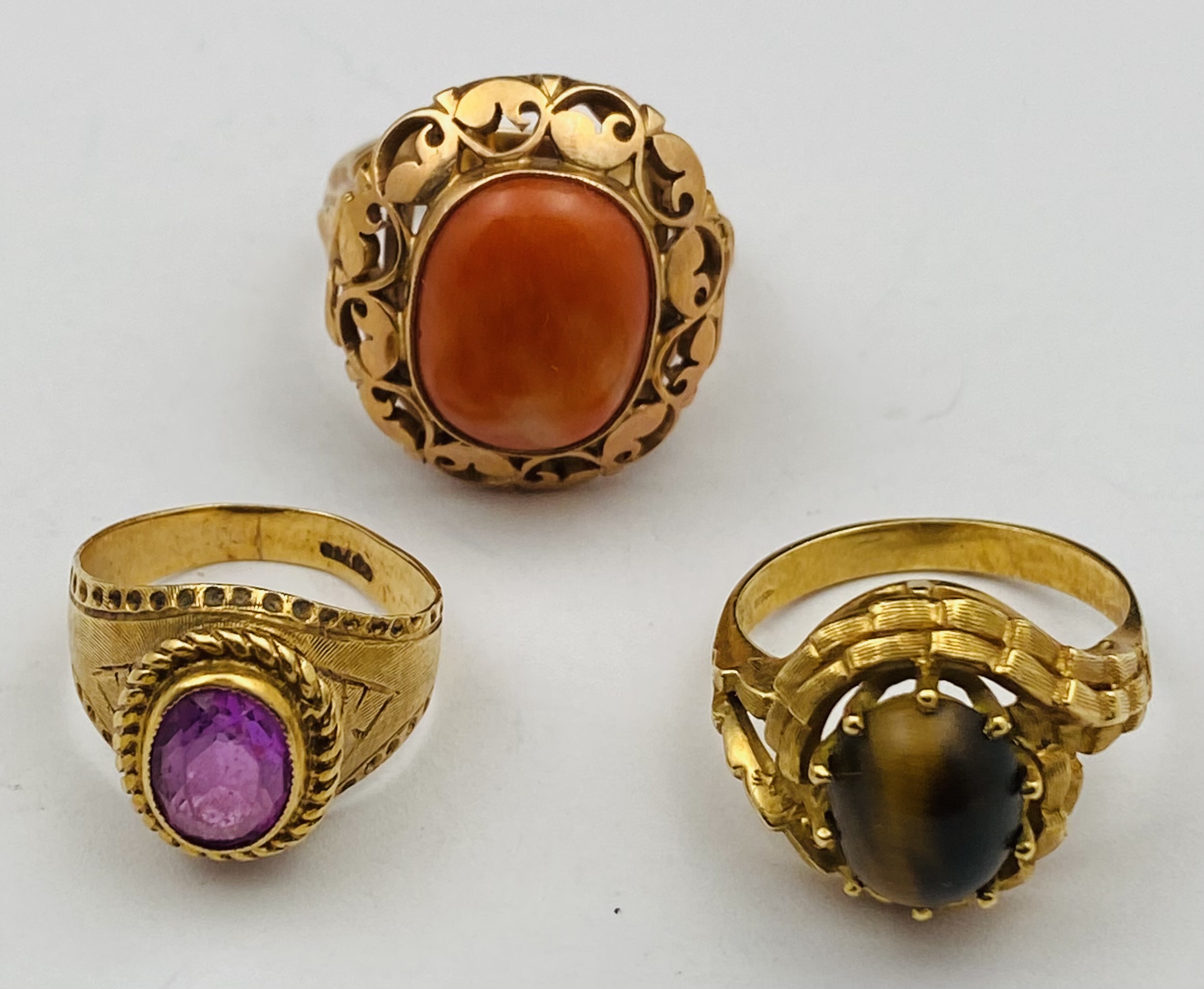 THREE RINGS Ring. Yellow gold. Set with a tiger's eye.... | Rings: bids