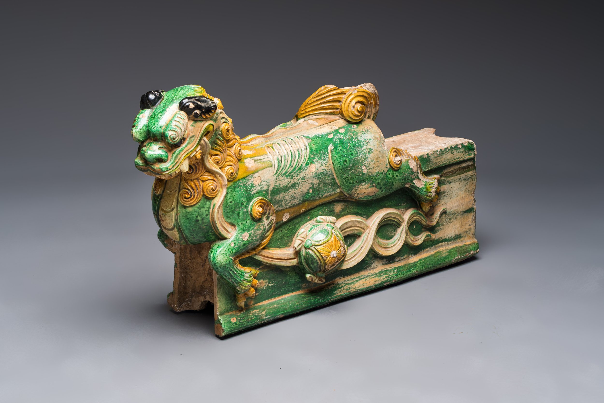 A large Chinese sancai-glazed pottery 'Buddh... | Arts d'Asie: enchères