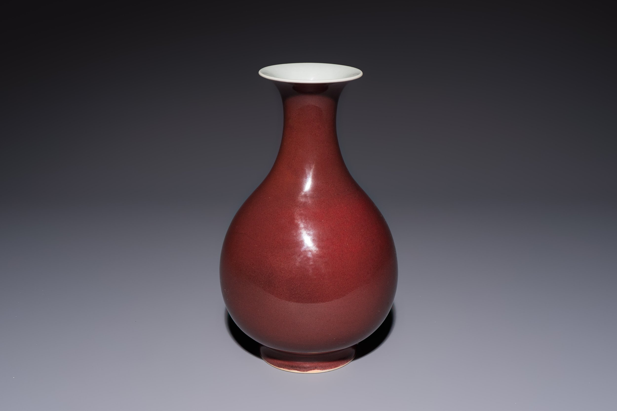 A Chinese copper-red-glazed 'Yuhuchunping' v... | Arts d'Asie: enchères
