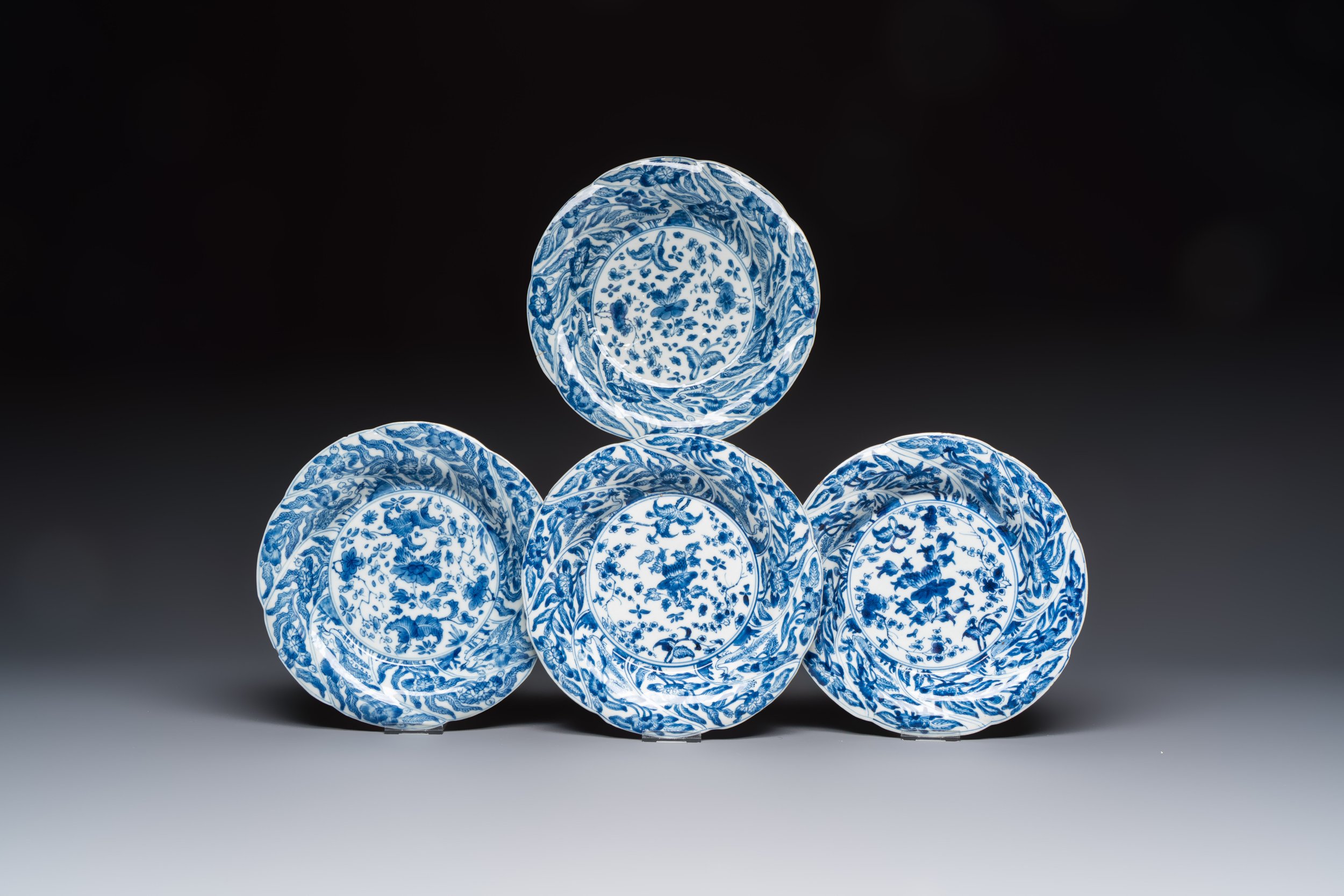 Four Chinese blue and white moulded plates w... | Arts d'Asie: enchères