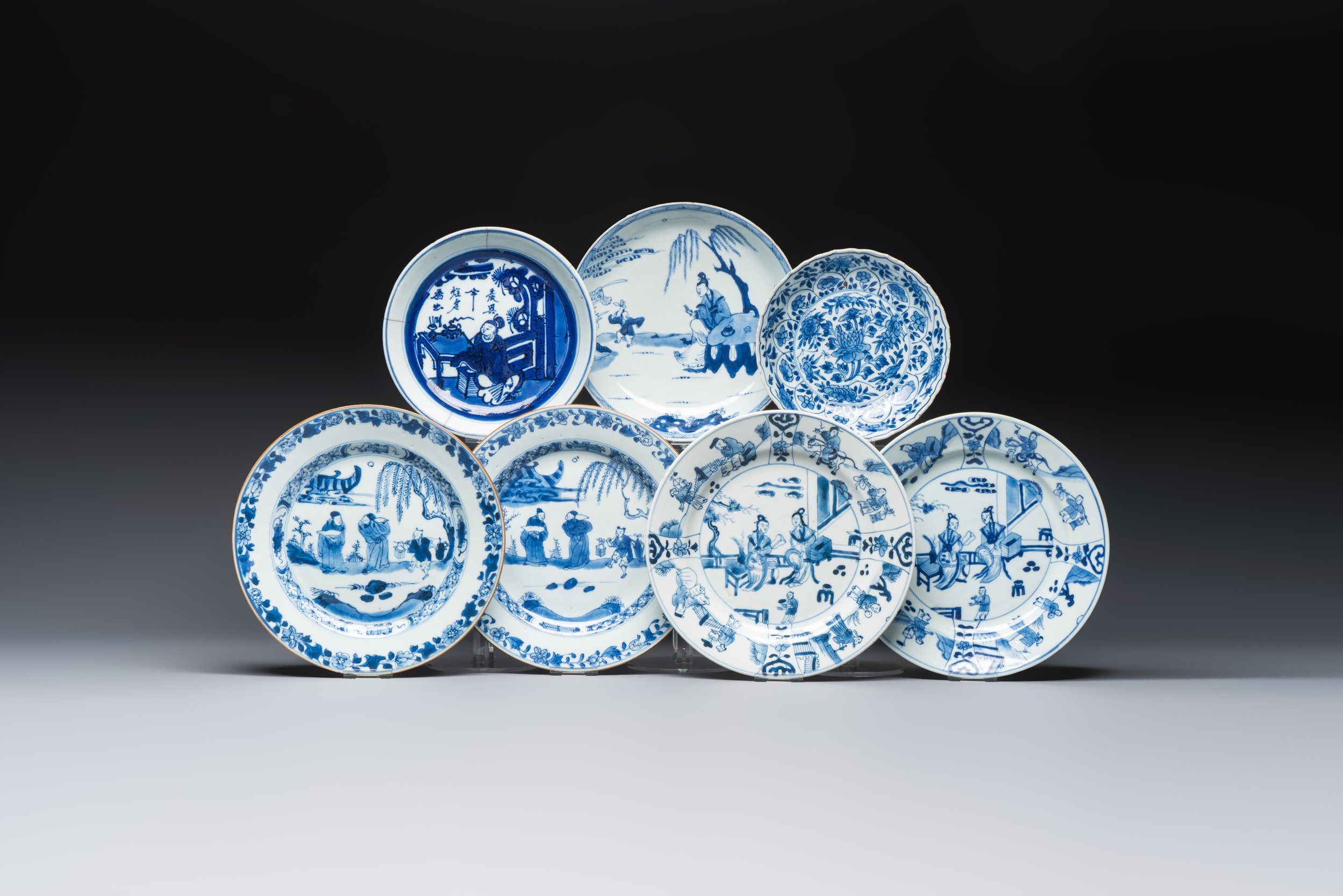 Seven Chinese blue and white plates with fig... | Arts d'Asie: enchères