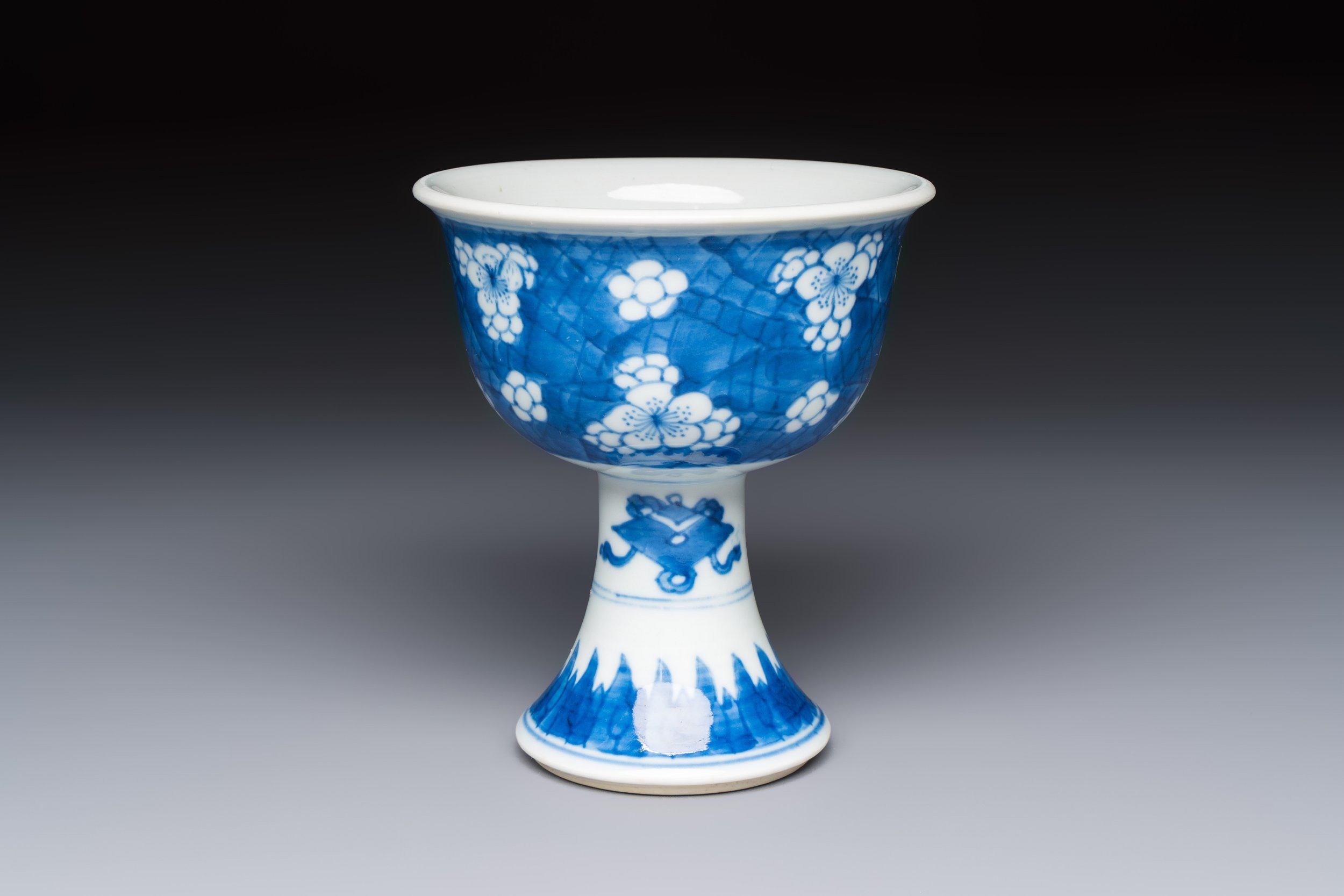 A Chinese blue and white 'Prunus on Cracked ... | Arts d'Asie: enchères