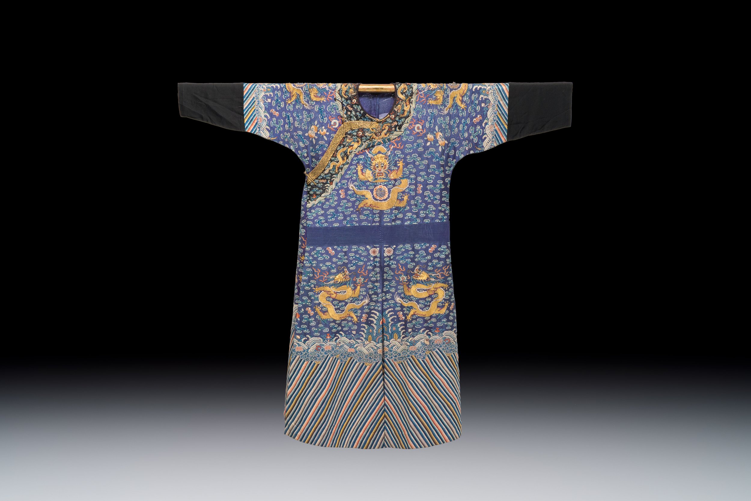 A Chinese blue-ground embroidered silk summe... | Arts d'Asie: enchères