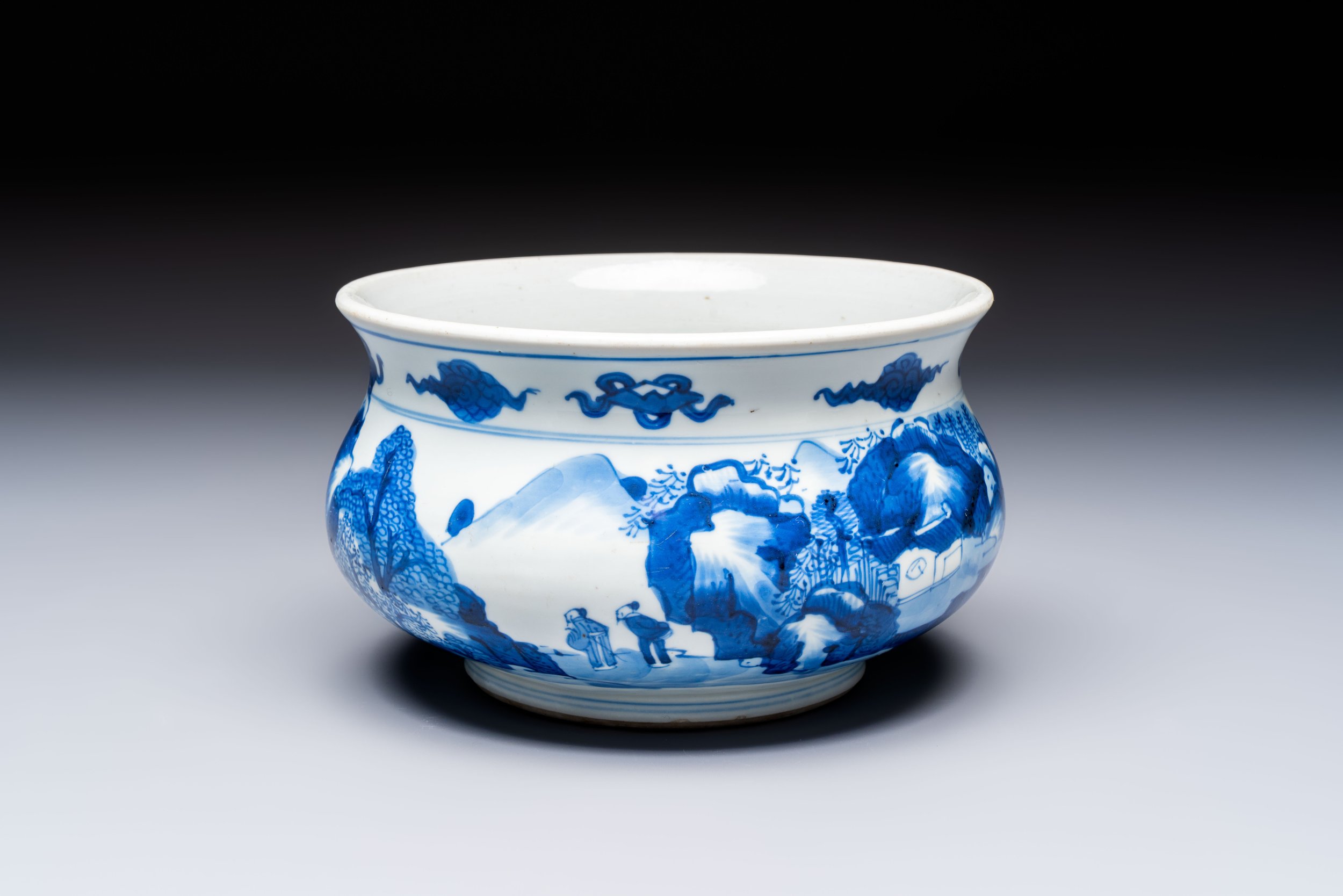A Chinese blue and white censer depicting tw... | Arts d'Asie: enchères