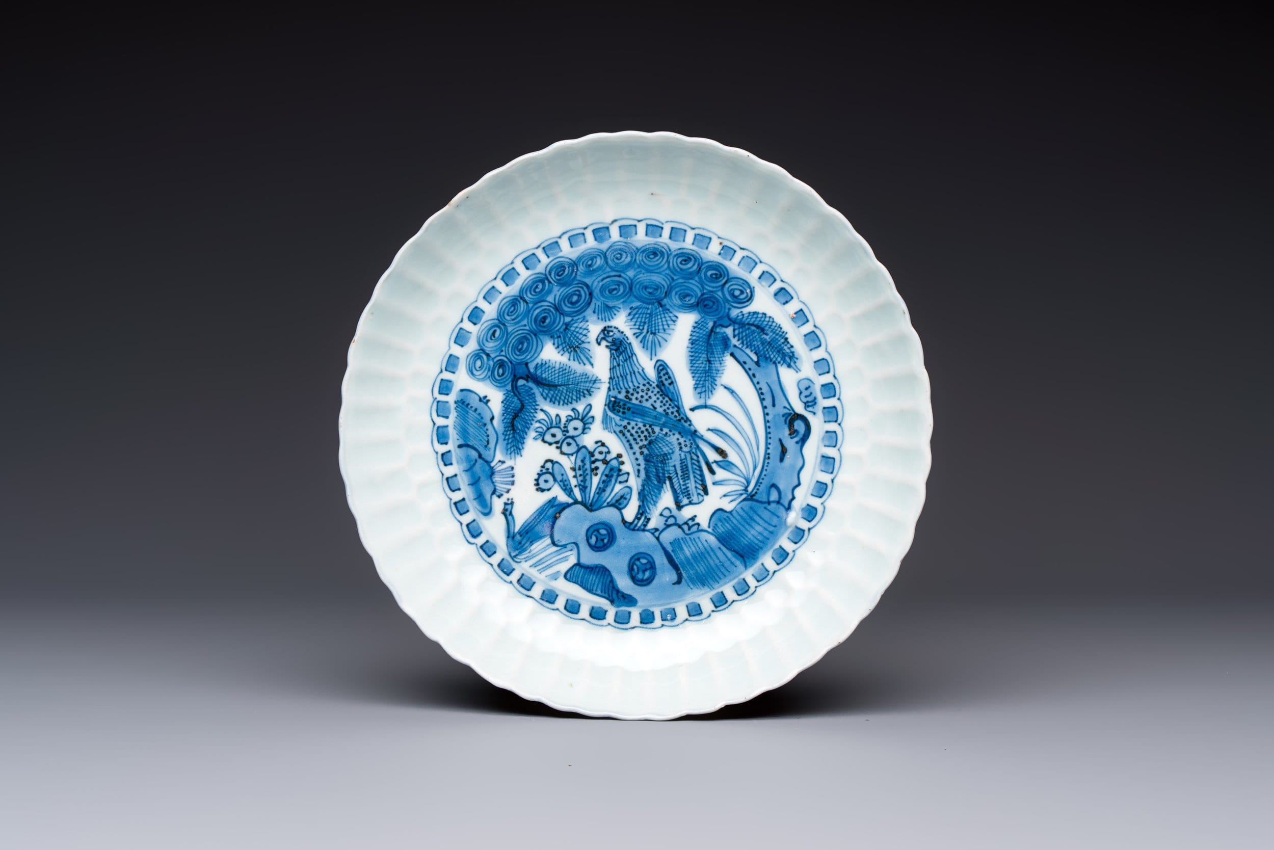 A Chinese blue and white 'Bird of Prey' plat... | Arts d'Asie: enchères