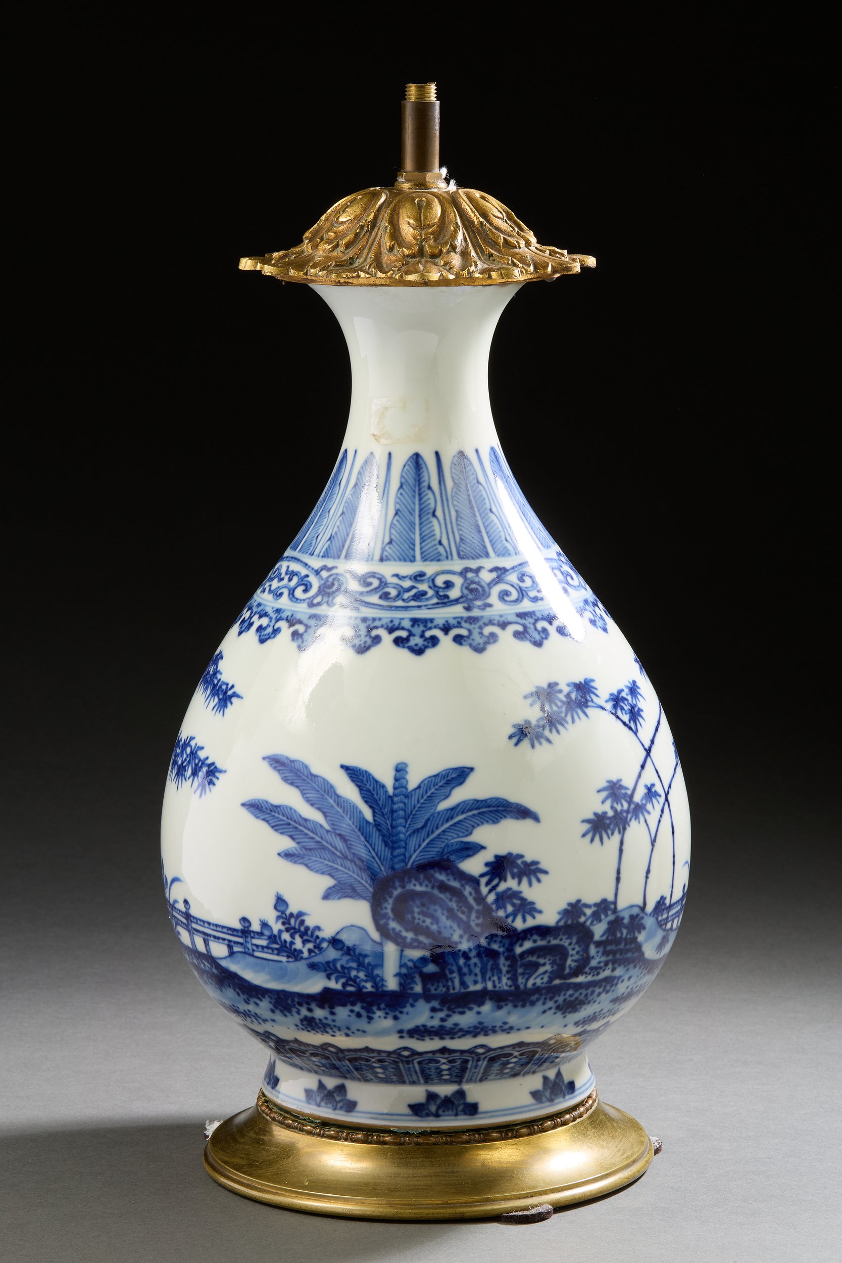 Chine, XXe siècle. Vase piriforme en porcel... | Arts d'Asie: enchères