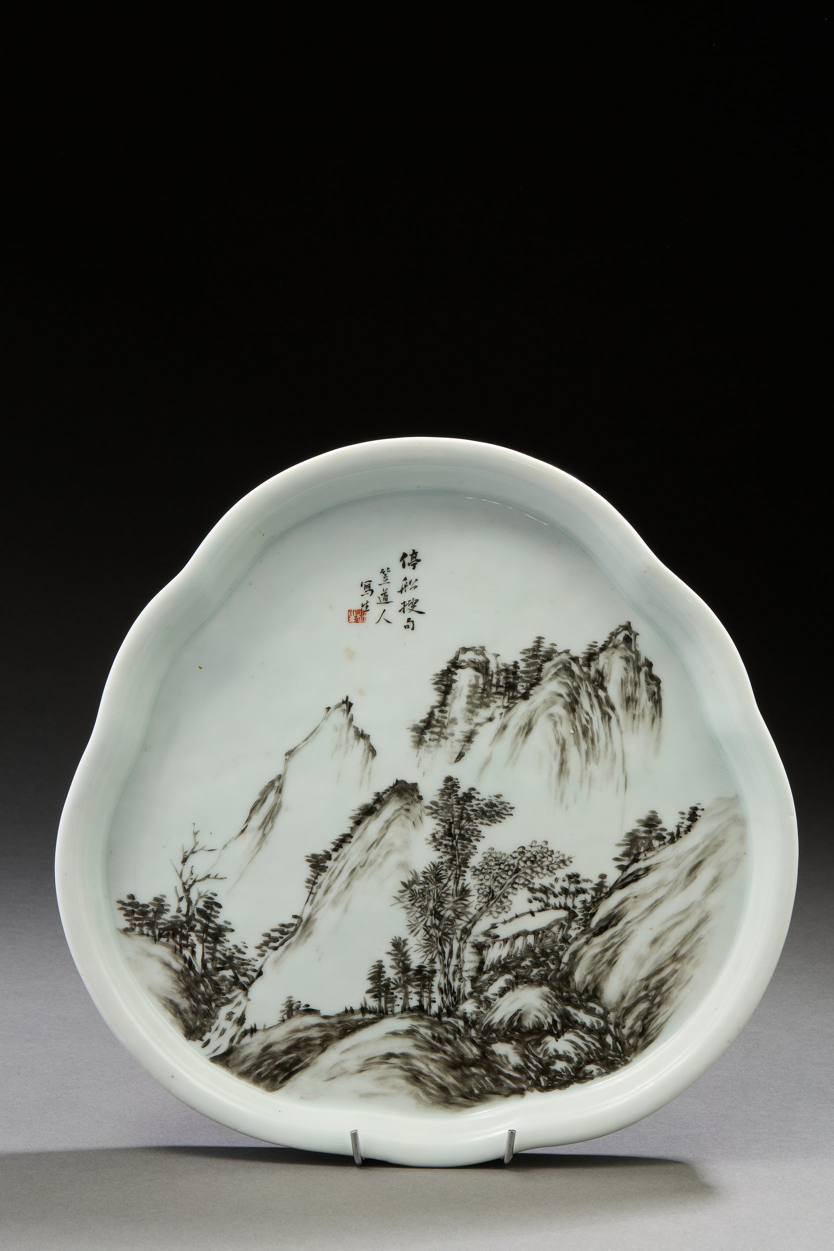 Chine, XXe siècle. Plat de forme libre poly... | Arts d'Asie: enchères