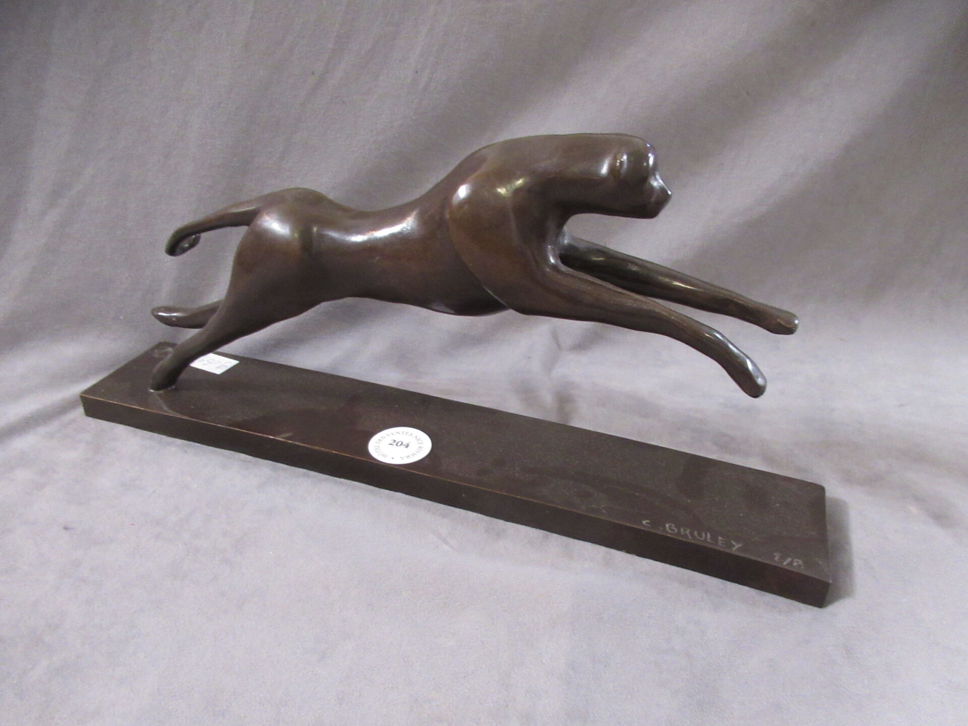 Bronze à patine brune "Guépard bondissant" signé... | Bronzes: enchères