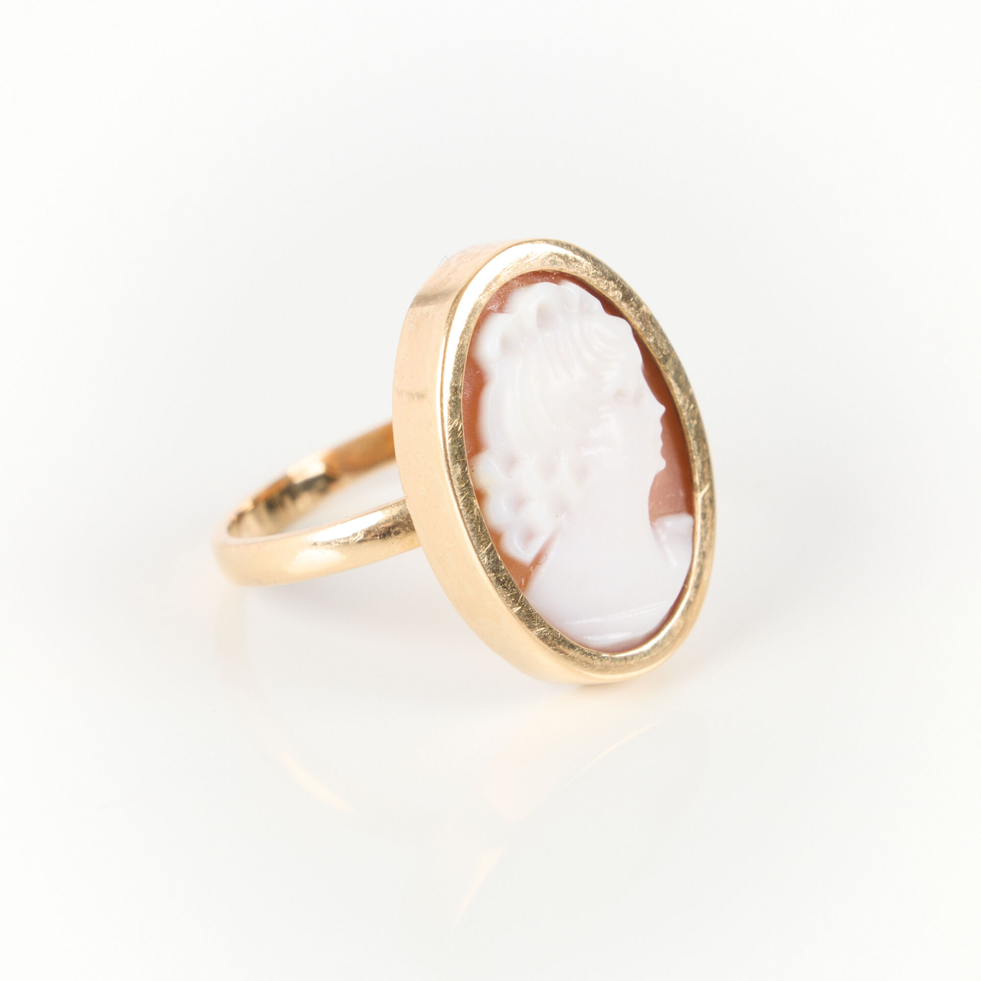 Bague en or sertie d'un camée coquille gravé d'un... | Bagues: enchères