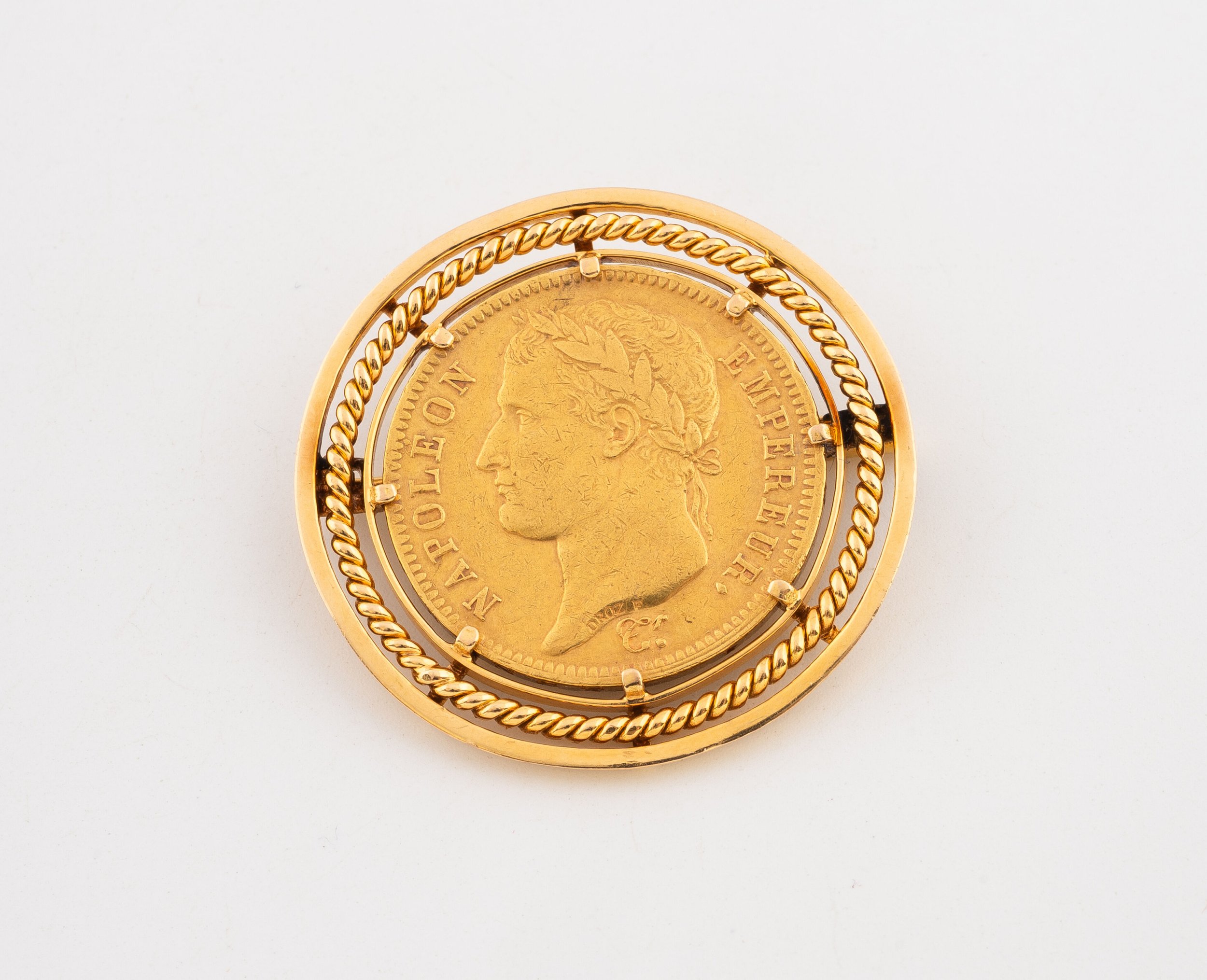 Broche ronde en or jaune (750) à déc... | Broches et épingles: enchères