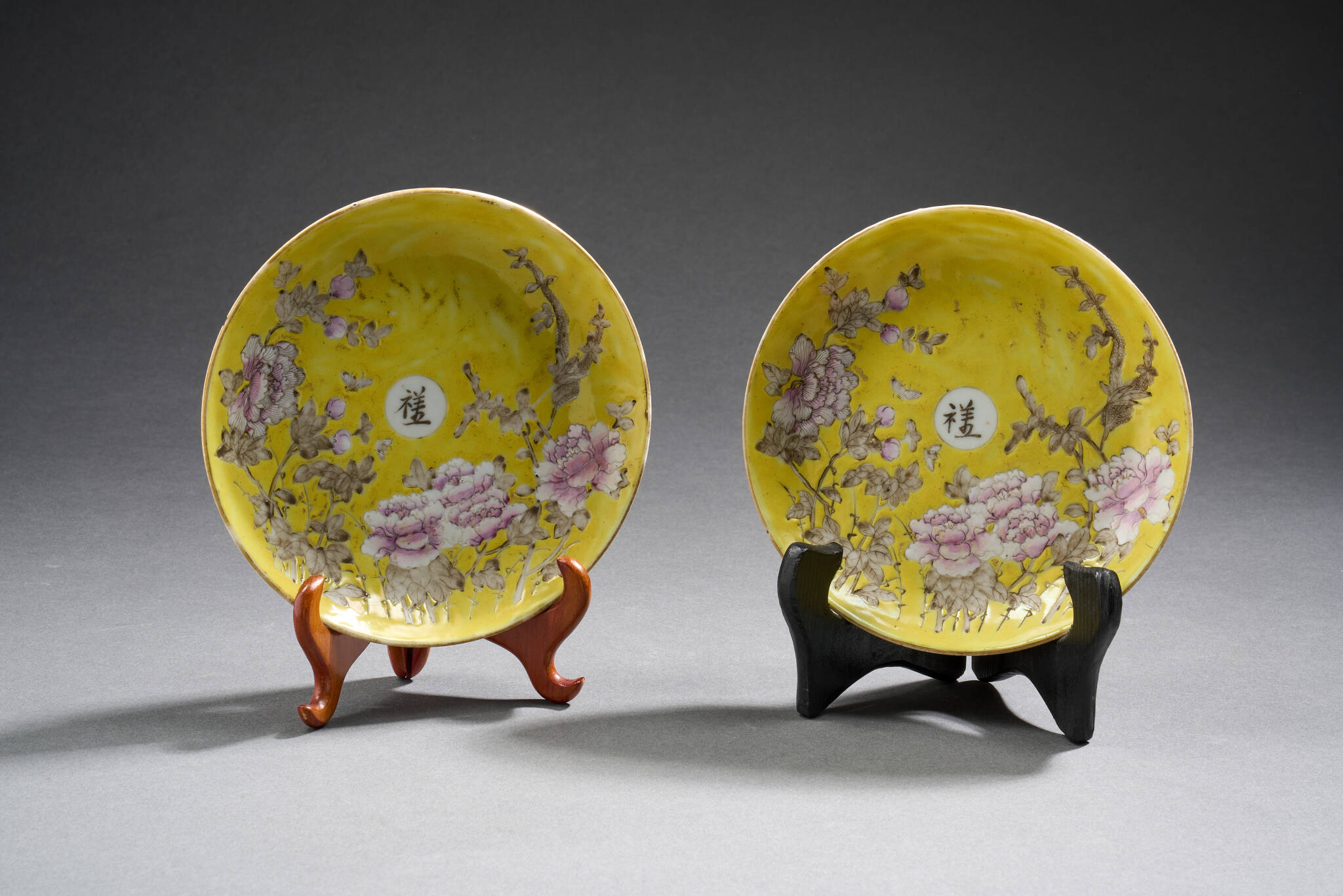 中国 - 光绪年间（1875 - 1908）一对粉彩和灰彩釉瓷盘，黄底牡丹环绕一个 "礼 "字。背面有 "德本堂... | 亚洲艺术: 拍卖