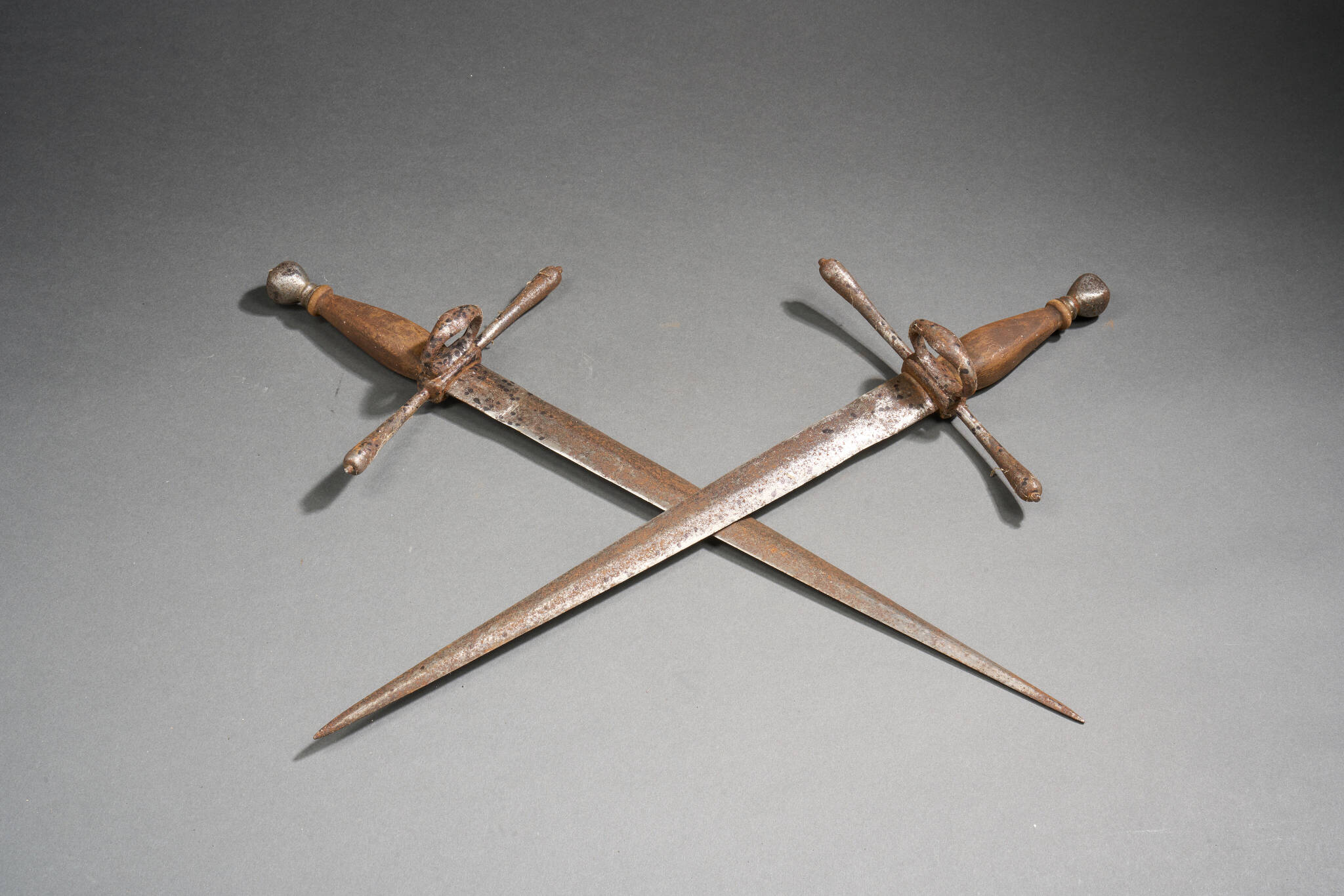 Set of two left-hand ring daggers.Wooden knobs and spi... | Arms: bids