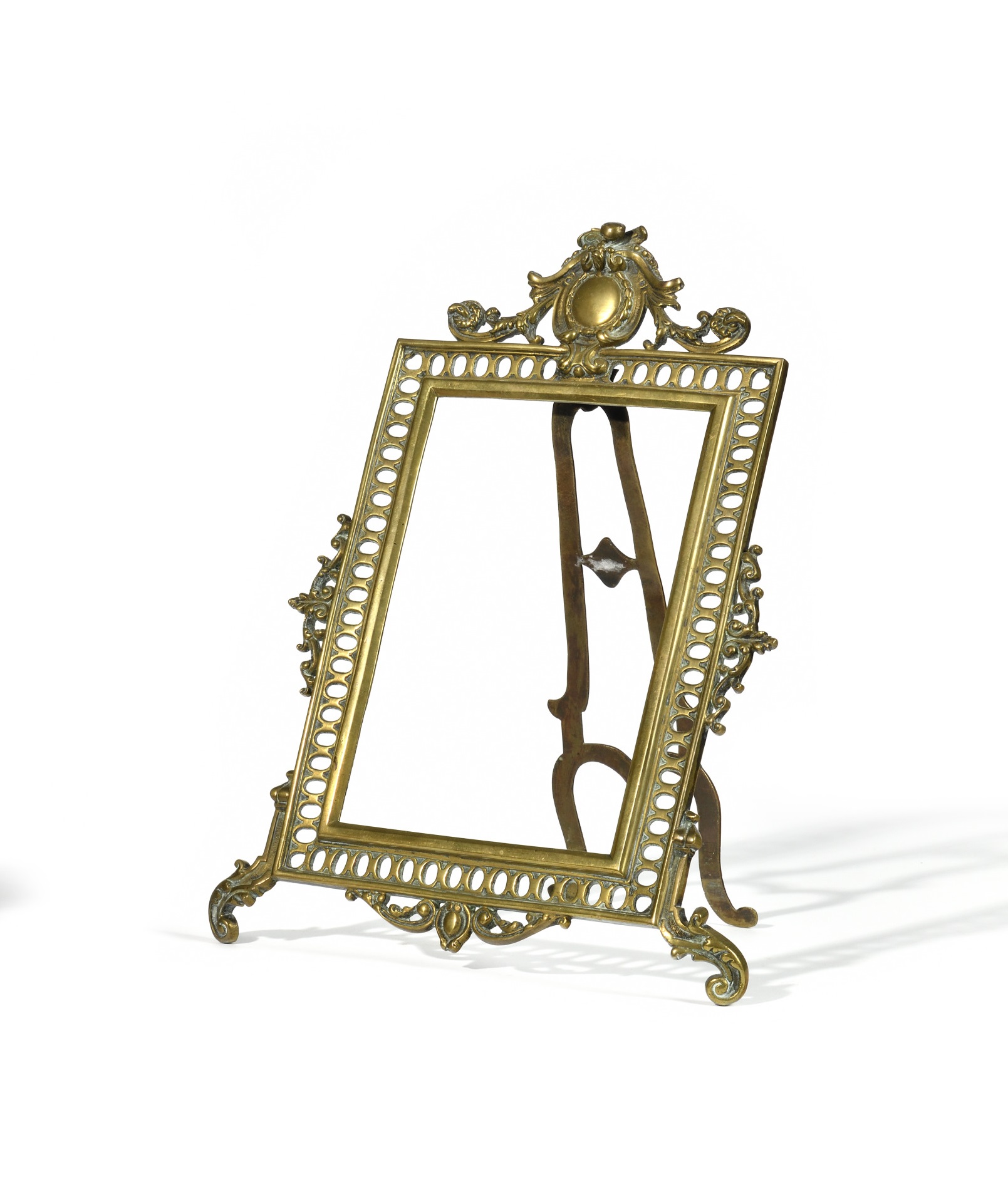CADRE en bronze doré et ajouré à décor de cartouc... | Cadres: enchères