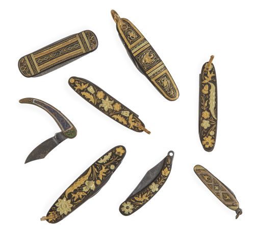 Lot de sept couteaux damasquinés et d'un couteau é... | Armes: enchères