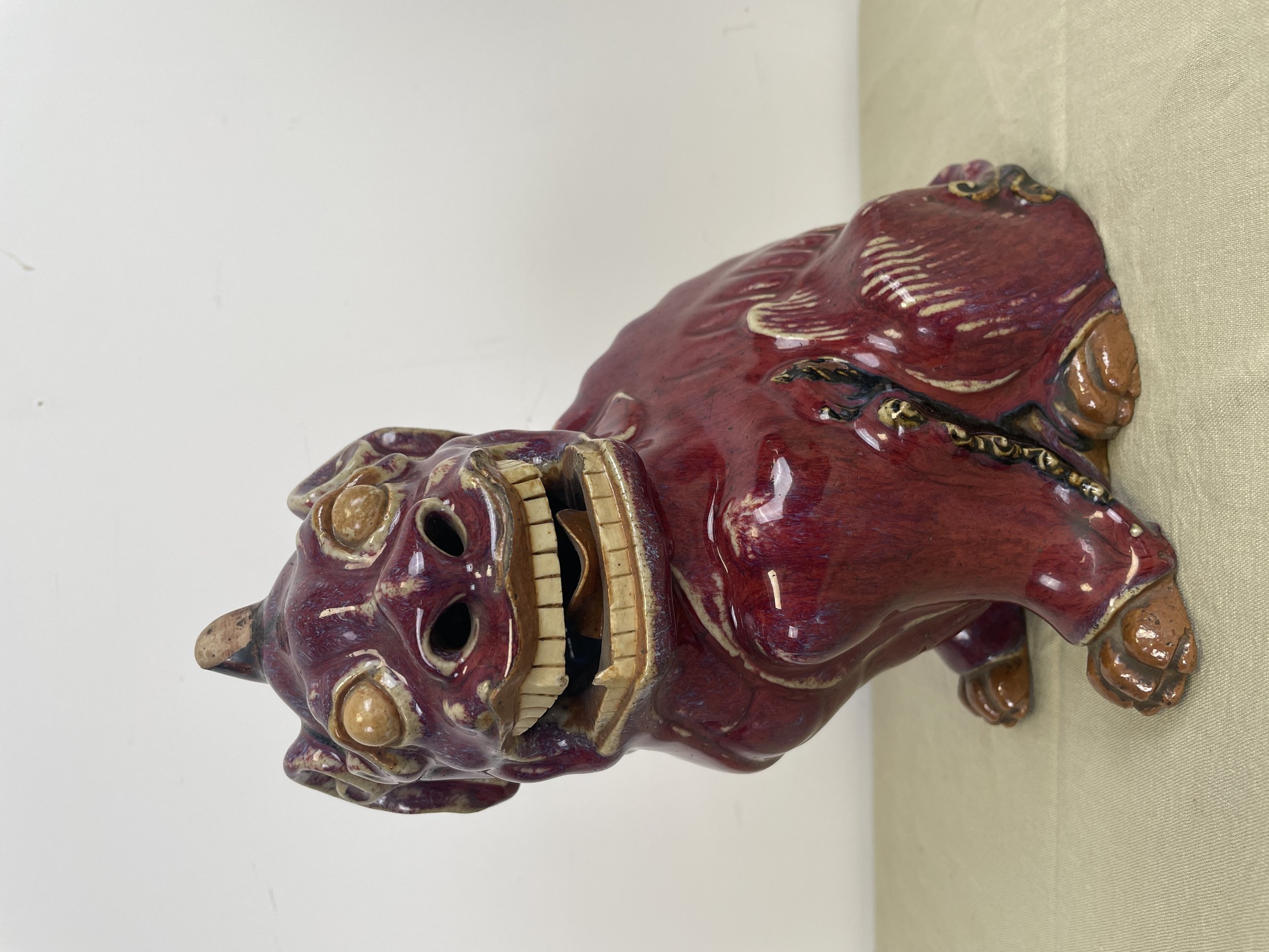CHINA: Ceramic Fô Dog with red glaze - H: 23.5 cm | Asian art: bids