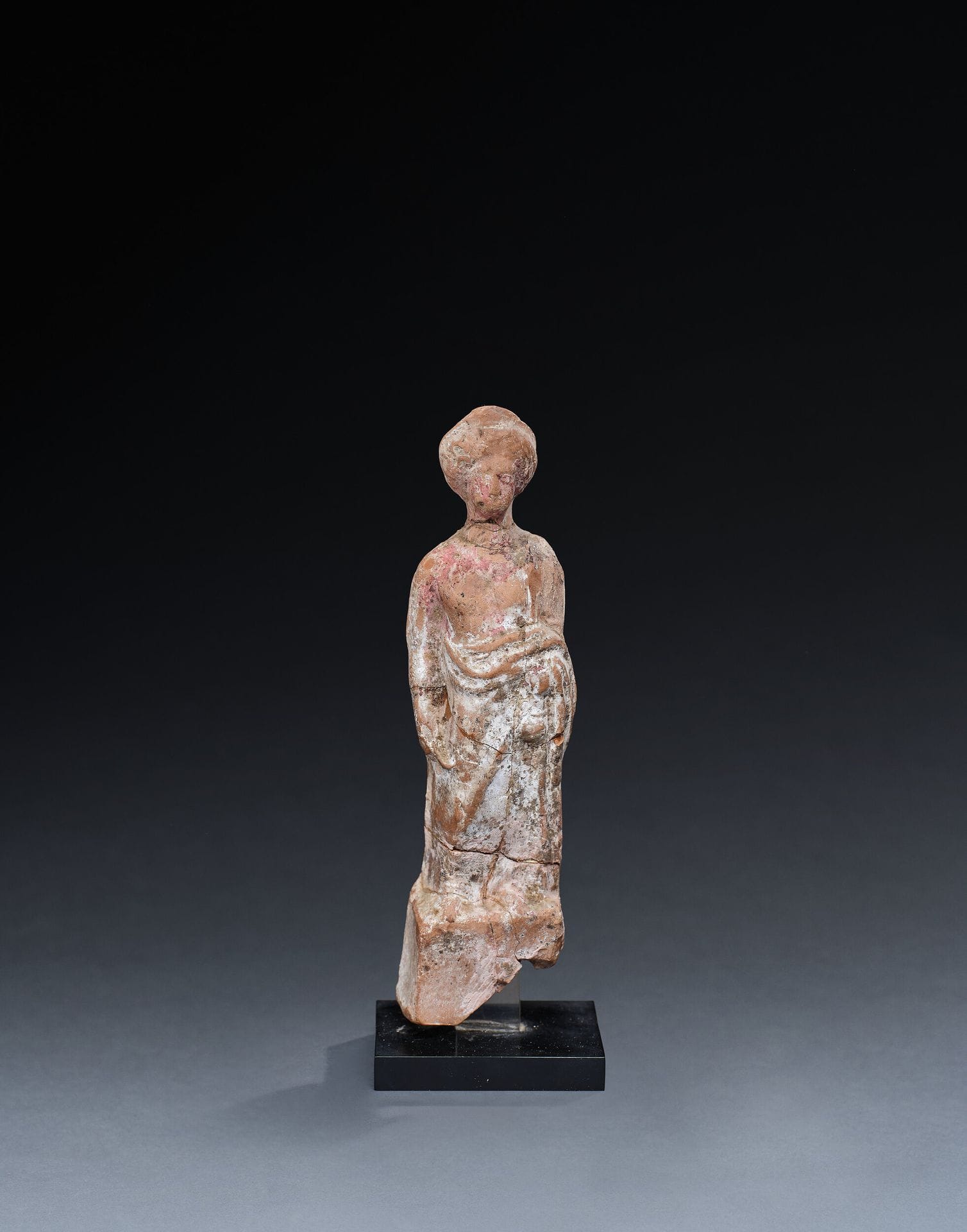 FIGURE DE TANAGRAen terre cuite creuse rep... | Archéologie: enchères