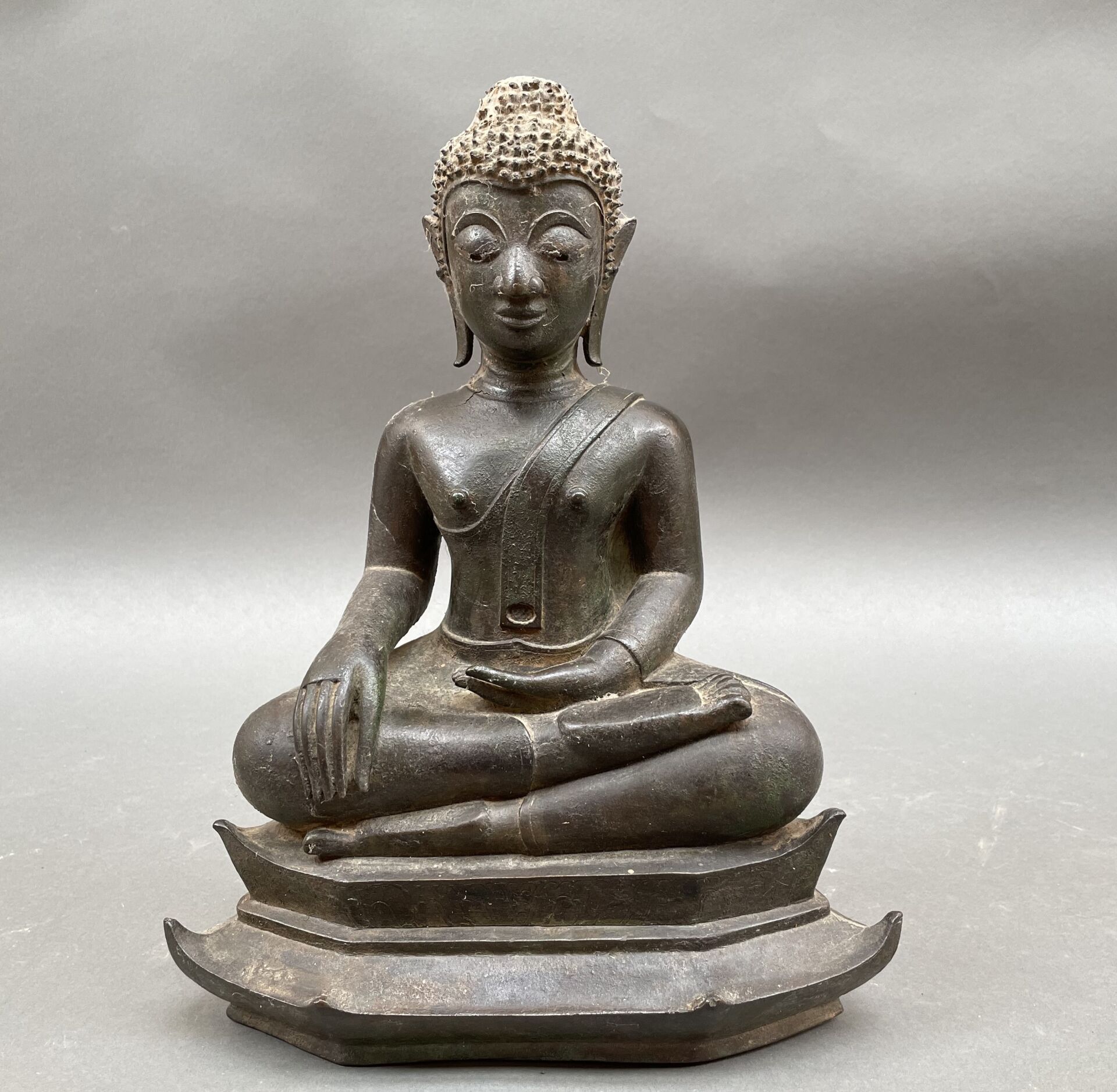 Buda sentado en posición de meditaciónEscult... | Arte asiático: eujas