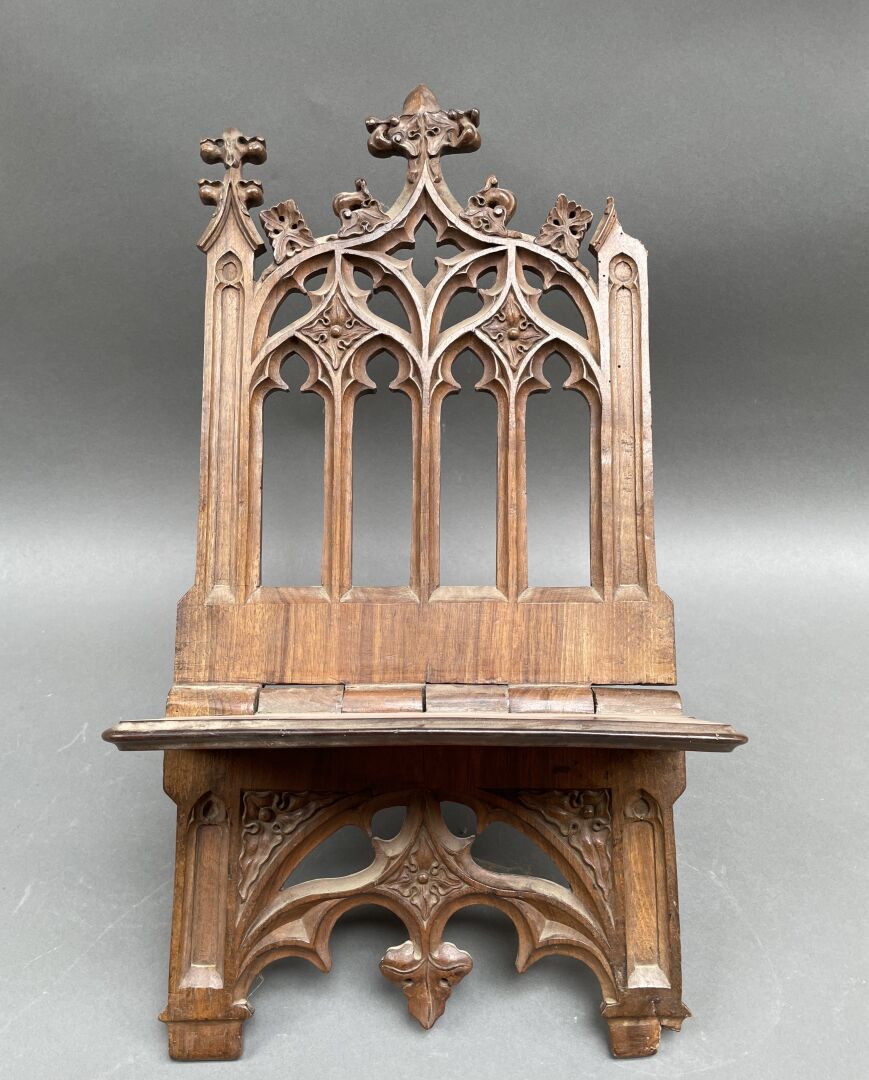 Gothic-style carved wooden tabletop lecternH 67 c... | Religions: bids