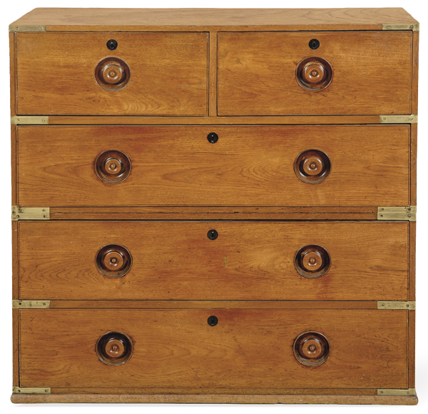 Coffre de campagne en chêne de style Régence, a... | Commodes: enchères