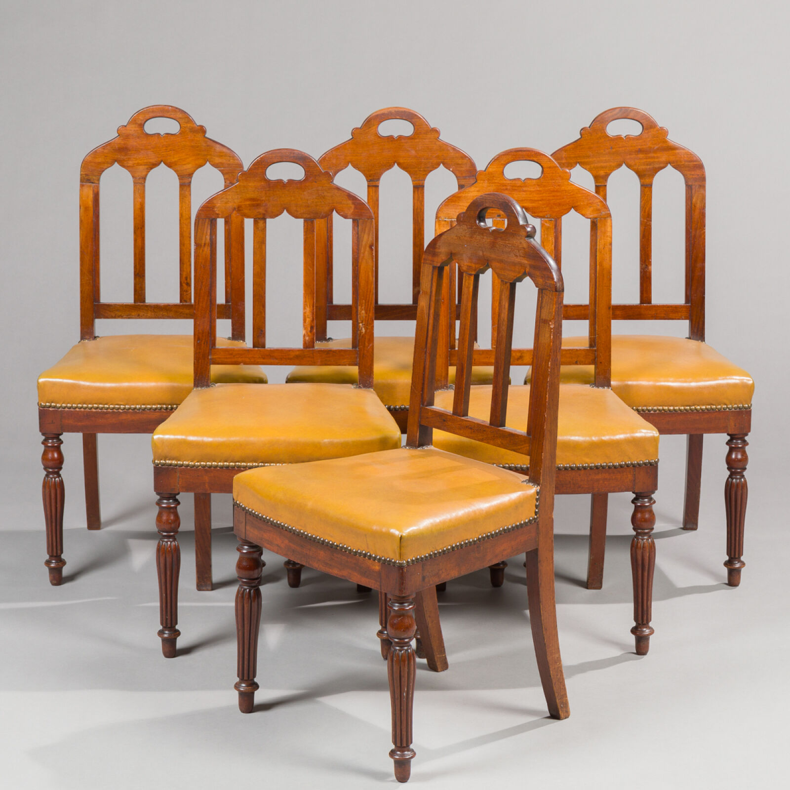 Réunion de 6 chaises et deux fauteuils en acajou... | Chaises: enchères